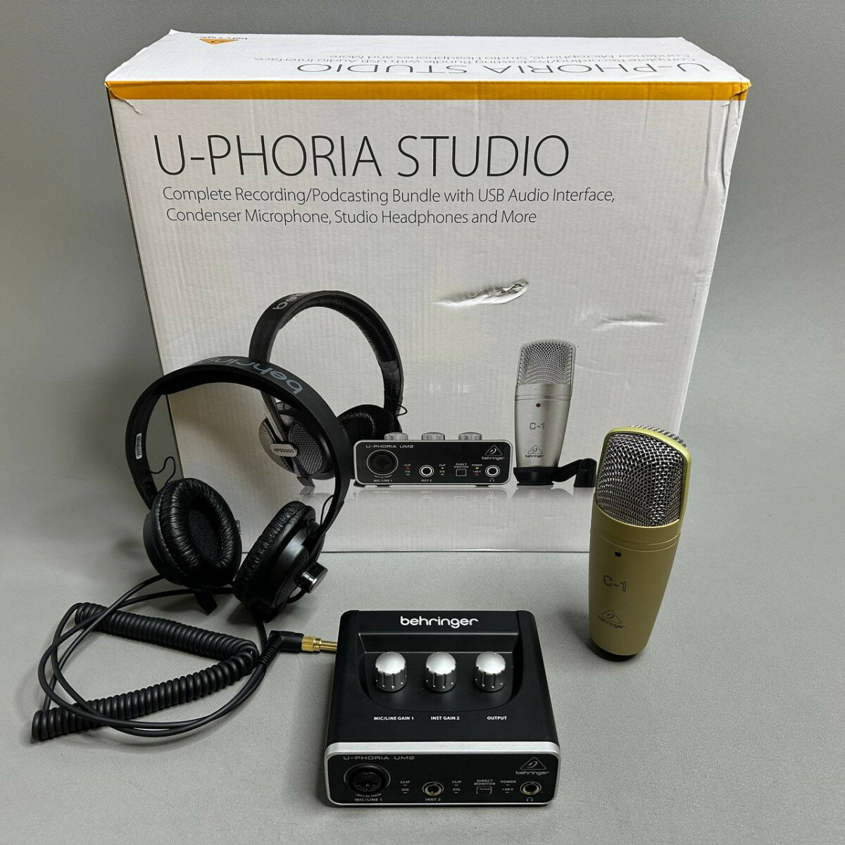 Аудиоинтерфейс BEHRINGER U-PHORIA STUDIO