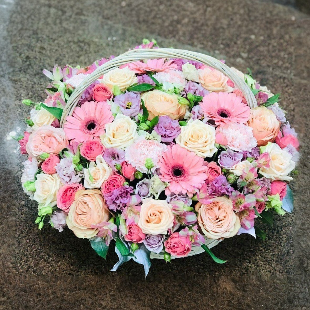 Сборный букет из роз, альстромерии в корзине