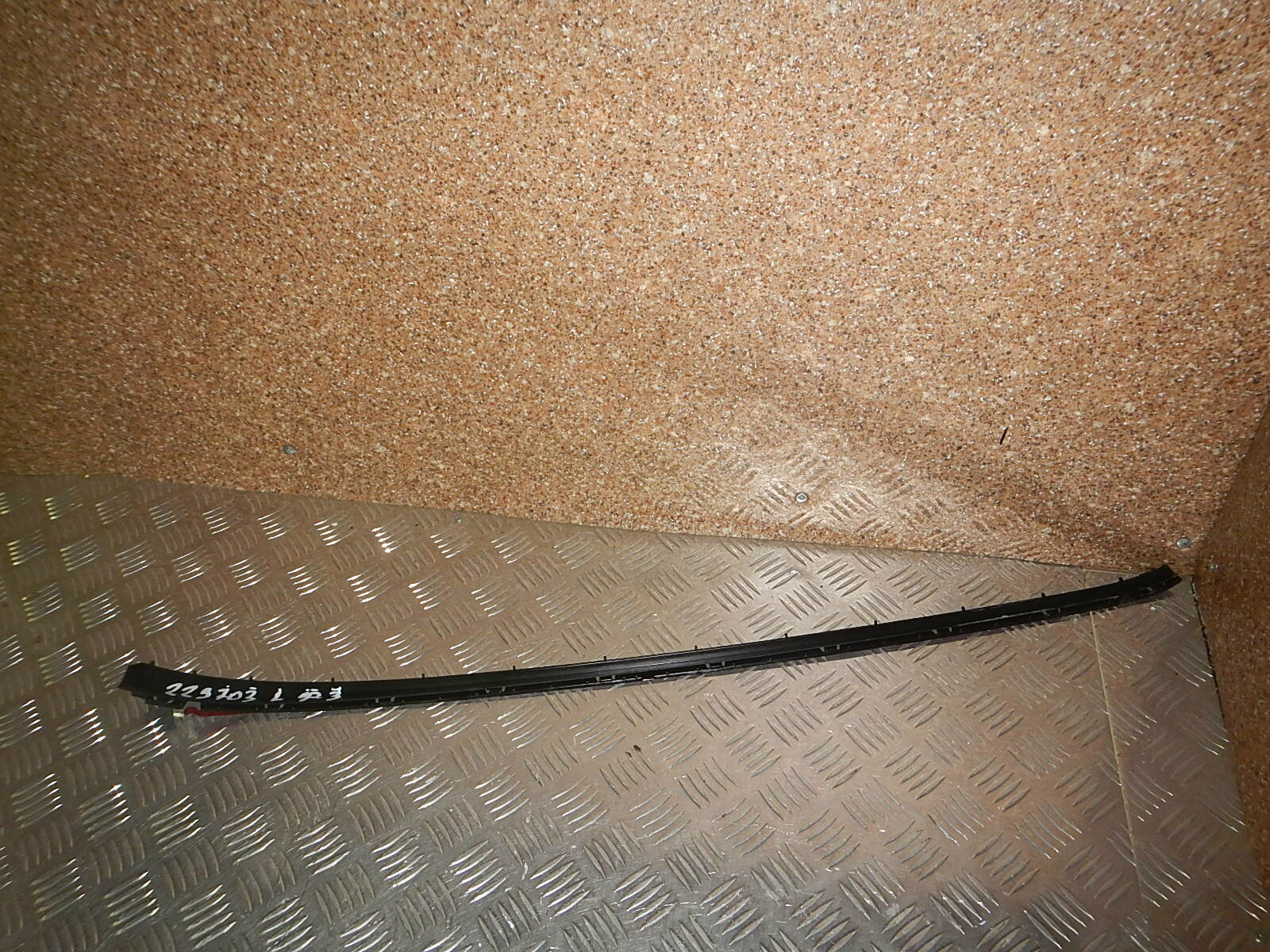 Б/У Кронштейн молдинга лобового стекла левый, Ford (Форд)-Фокус 3 FORD FOCUS 3 (11-19) целый 229703 FORD арт. 1703619