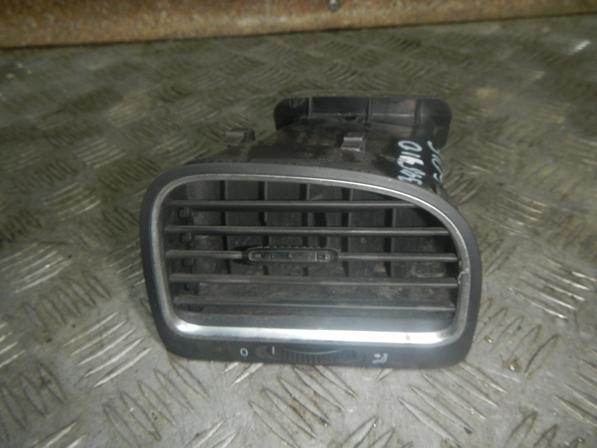 Б/У Дефлектор воздушный, Volkswagen (Фольксваген)-GOLF VI (09-12) VOLKSWAGEN GOLF VI (09-12) Правый Царапины 345410 VAG а...