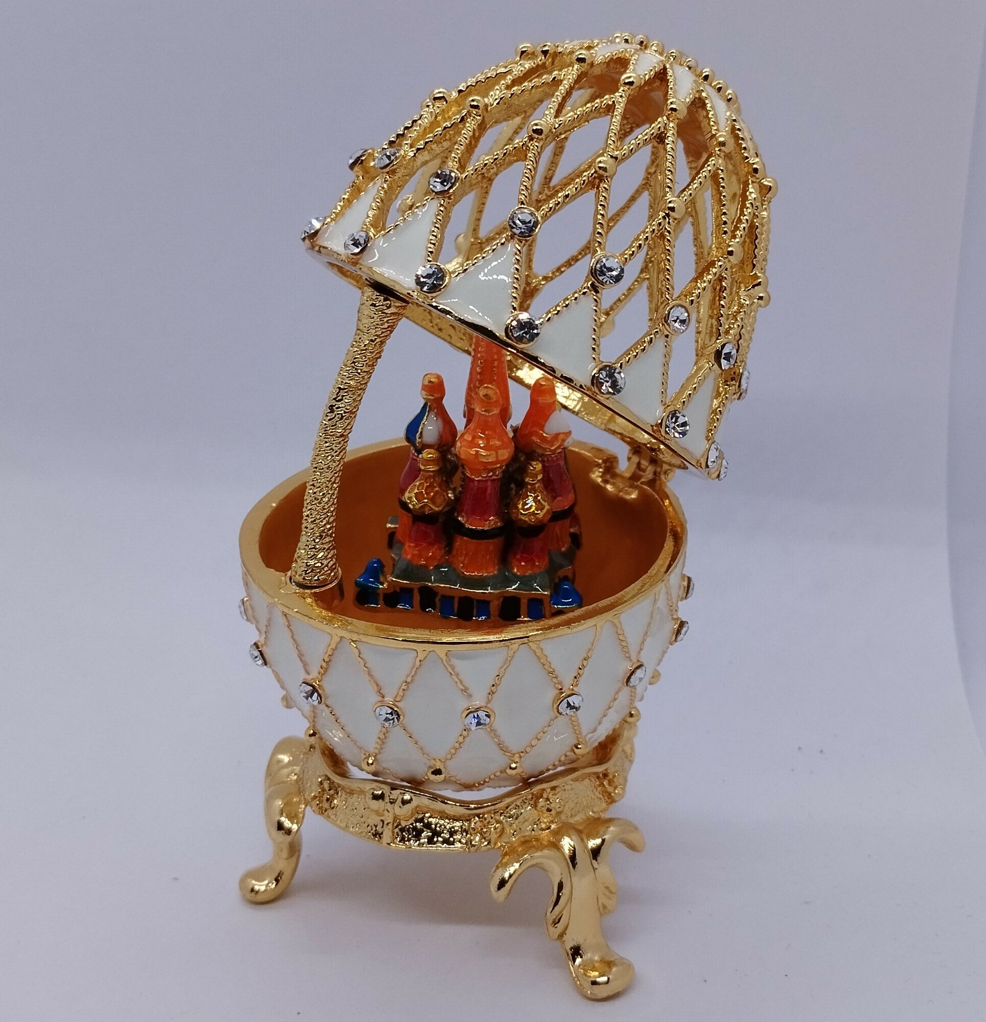 Яйцо Фаберже сетка с фигуркой Храма Василия Блаженного, белое