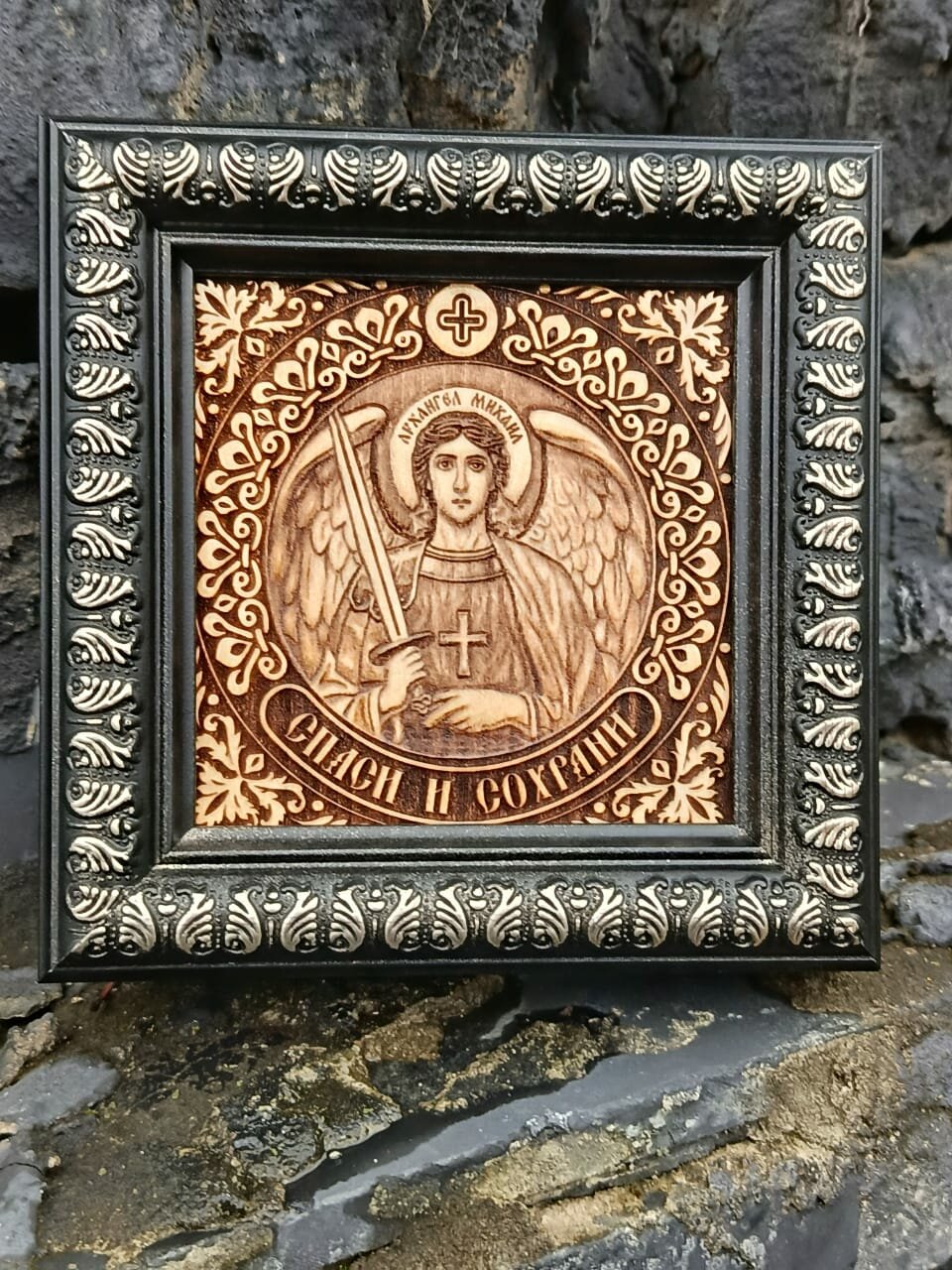 Образ православный <<Архангел Михаил>>, выполнен из цельной липы, методом глубокой гравюры