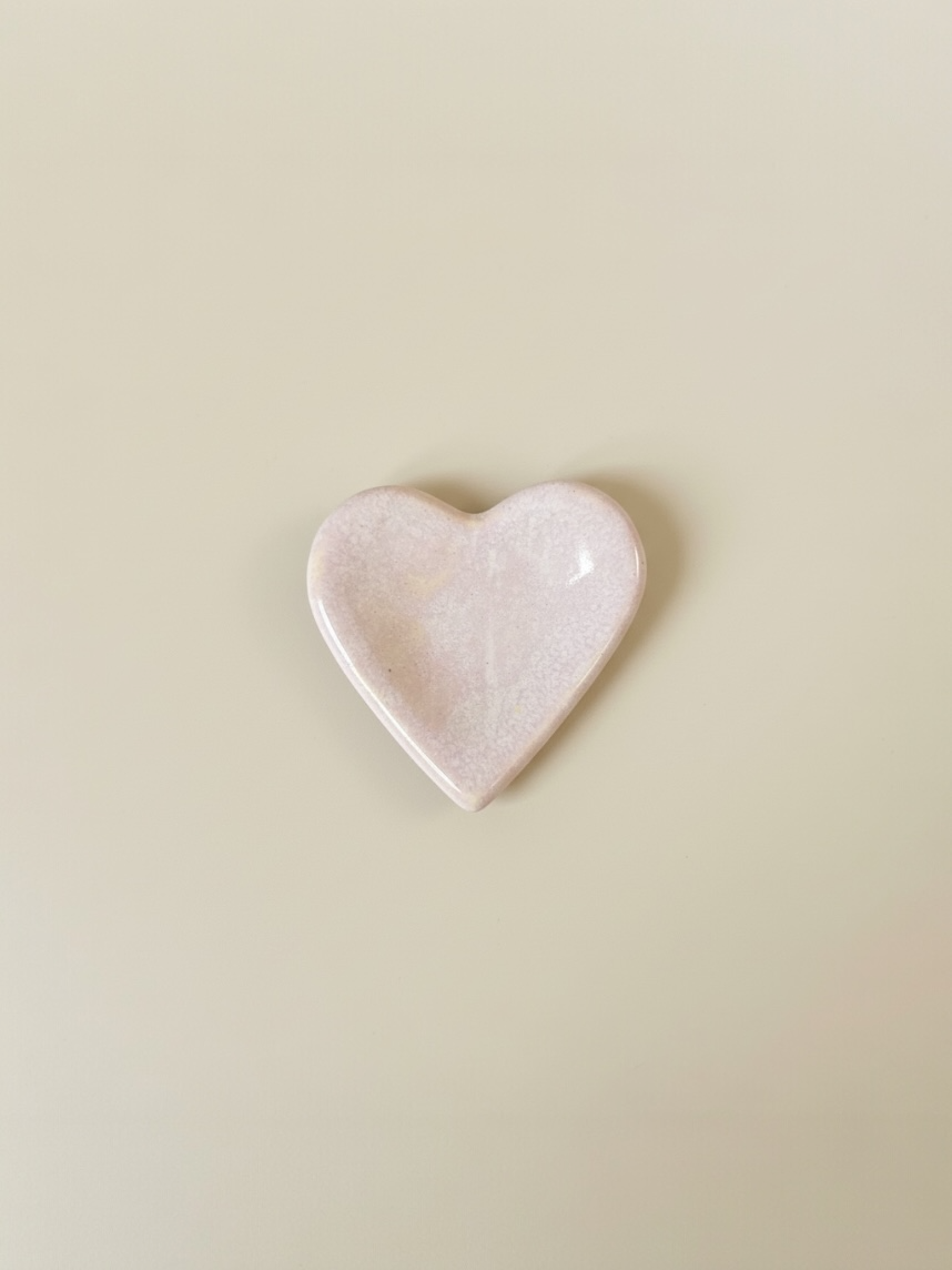 Блюдце ручной работы Августа в виде сердечка, лавандовое, керамика, 6 см