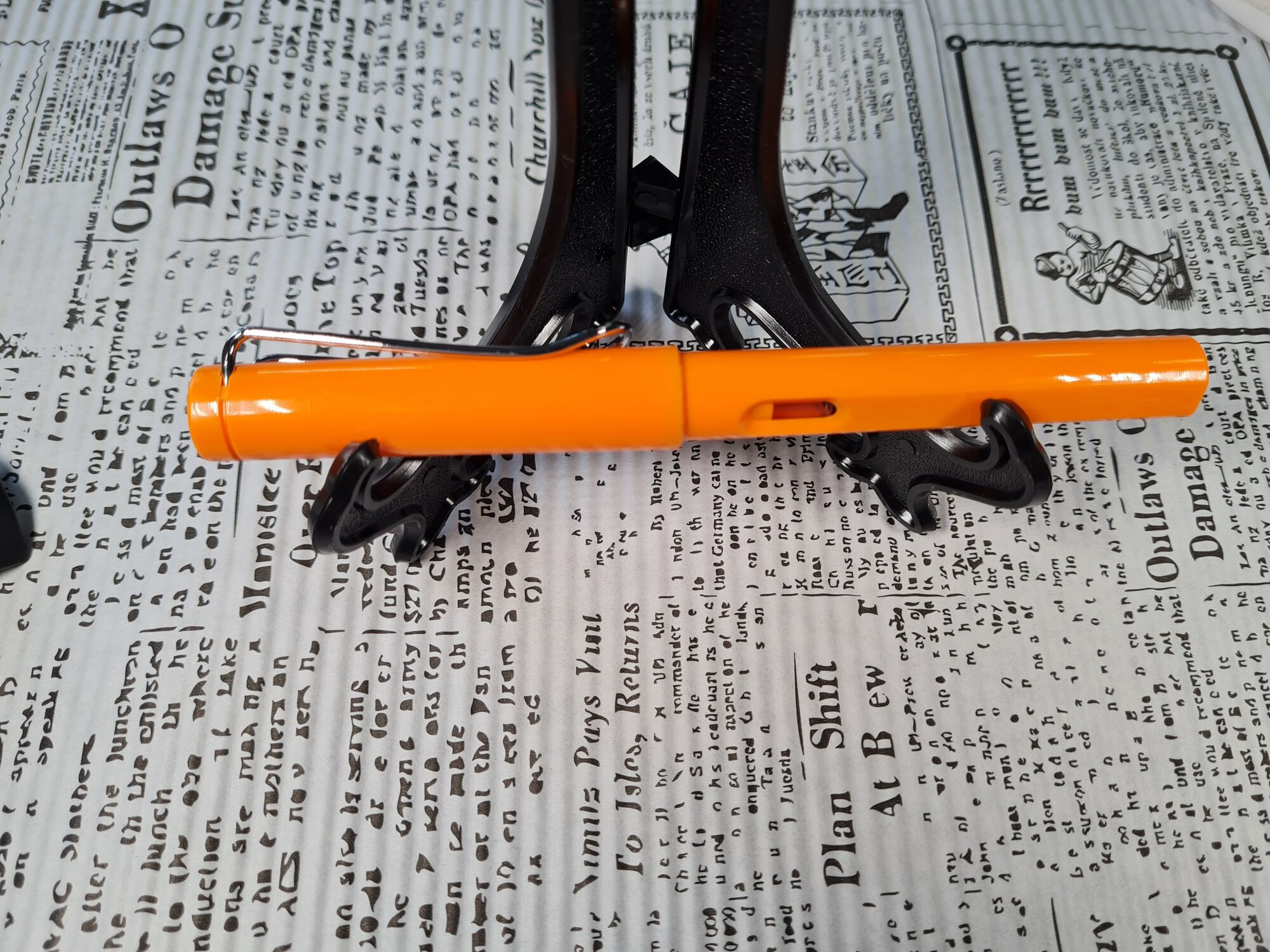 Простая пластиковая перьевая ручка оранжевого цвета