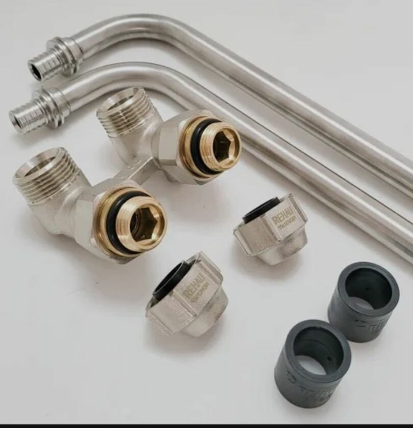 Трубка для подключения радиатора Г-образная Rehau Rautitan 16/250 мм с узлом нижнего подключения угловым G1/2"*3/4"евроконусами G3/4"- 15*1 гильзами 16 мм