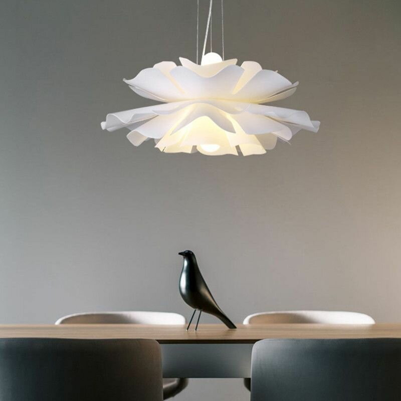 Люстра с лепестками акрила