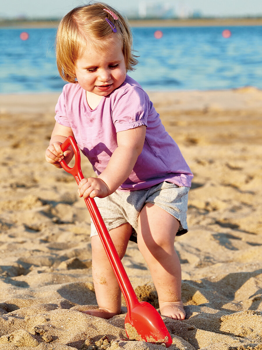 Игрушка для игры на пляже, детская лопата для песка Hape, красная, 40 см. E4076_HP