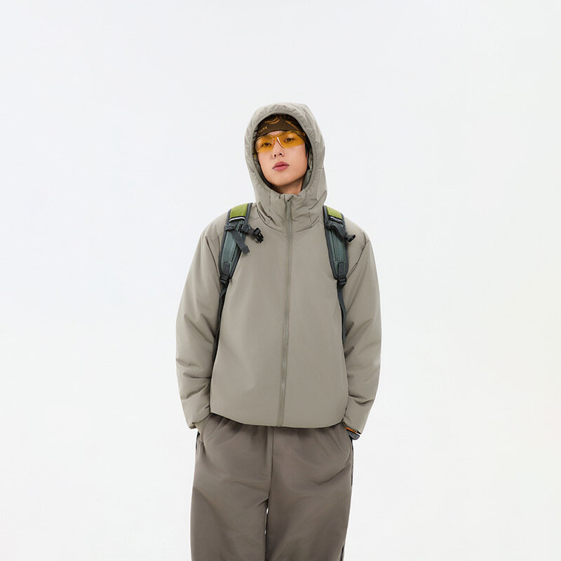 Легкая пуховая куртка на открытом воздухе