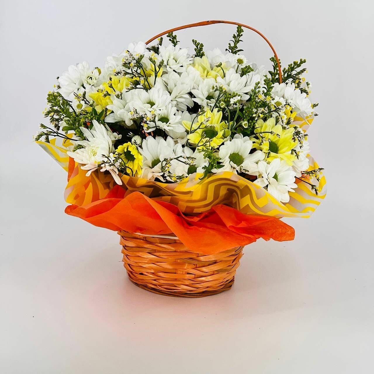 Яркая композиция из хризантем в корзине