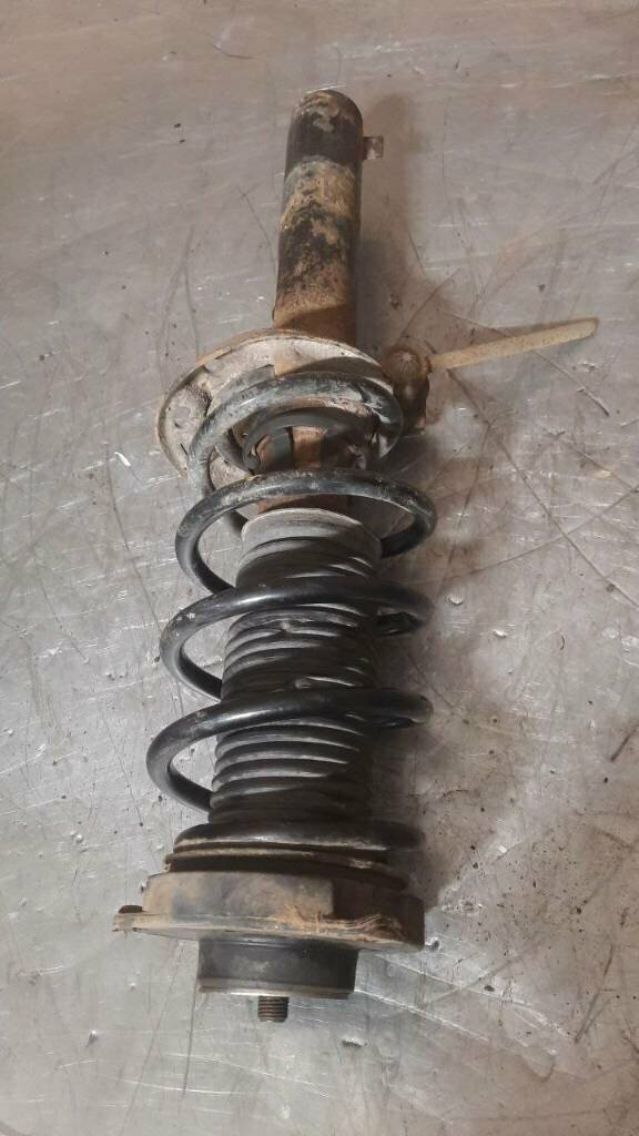 Стойка амортизатора передняя правая Volkswagen Passat B6 2005