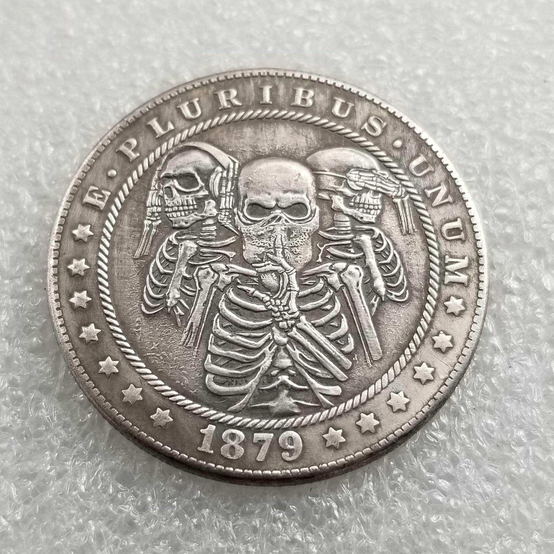 Серебряный доллар США 1879 г. Череп и орел