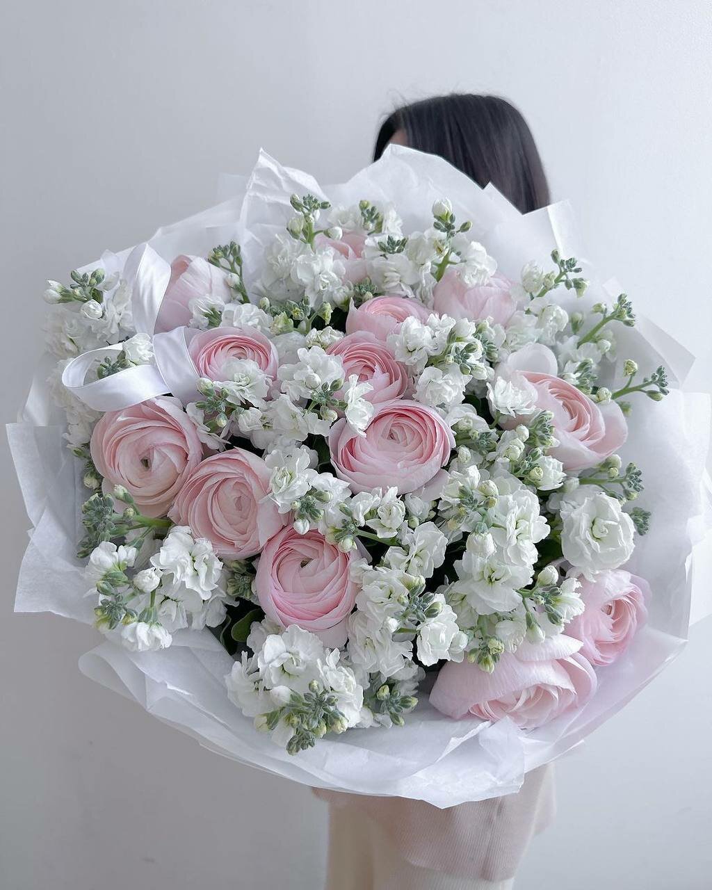 Нежный сборный букет из розовых ранункулюсов и пышной маттиолы от FlowersGo с доставкой до двери