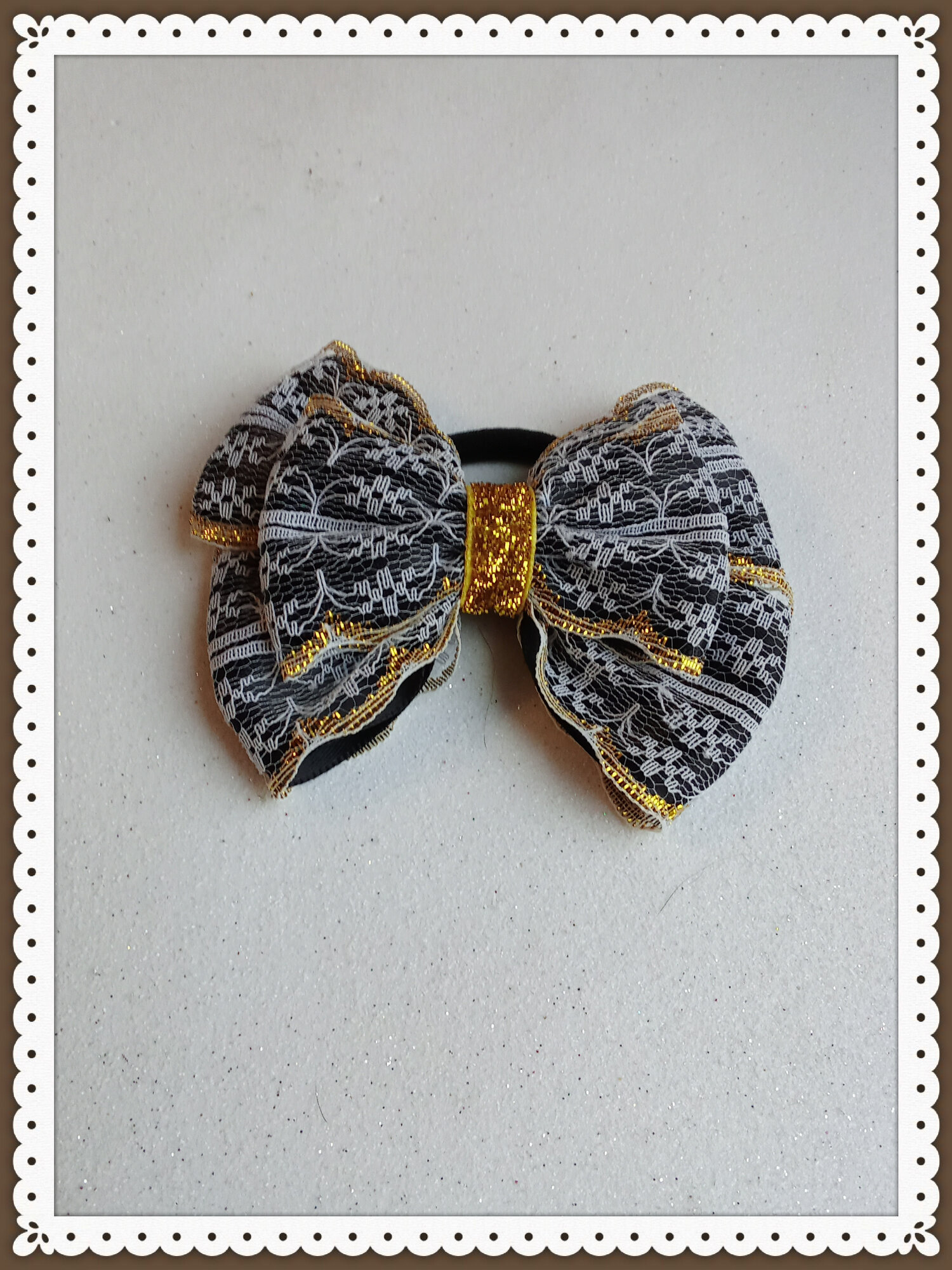 Бантик на резинки, ручная работа, черный атлас с бело-золотым кружевом