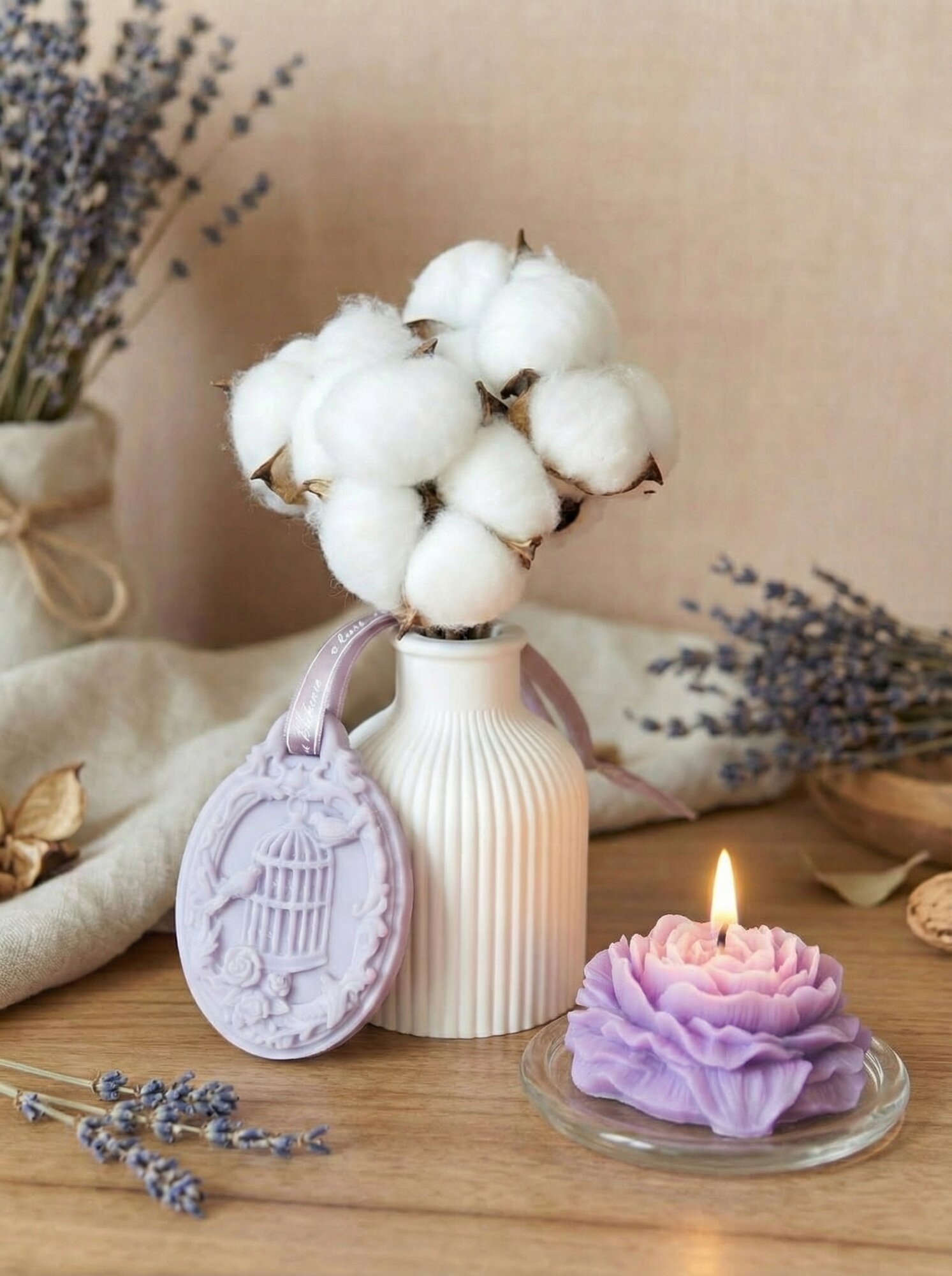 Подарочный интерьерный набор: гипсовая ваза, хлопок, свеча и медальон с ароматами французской лаванды