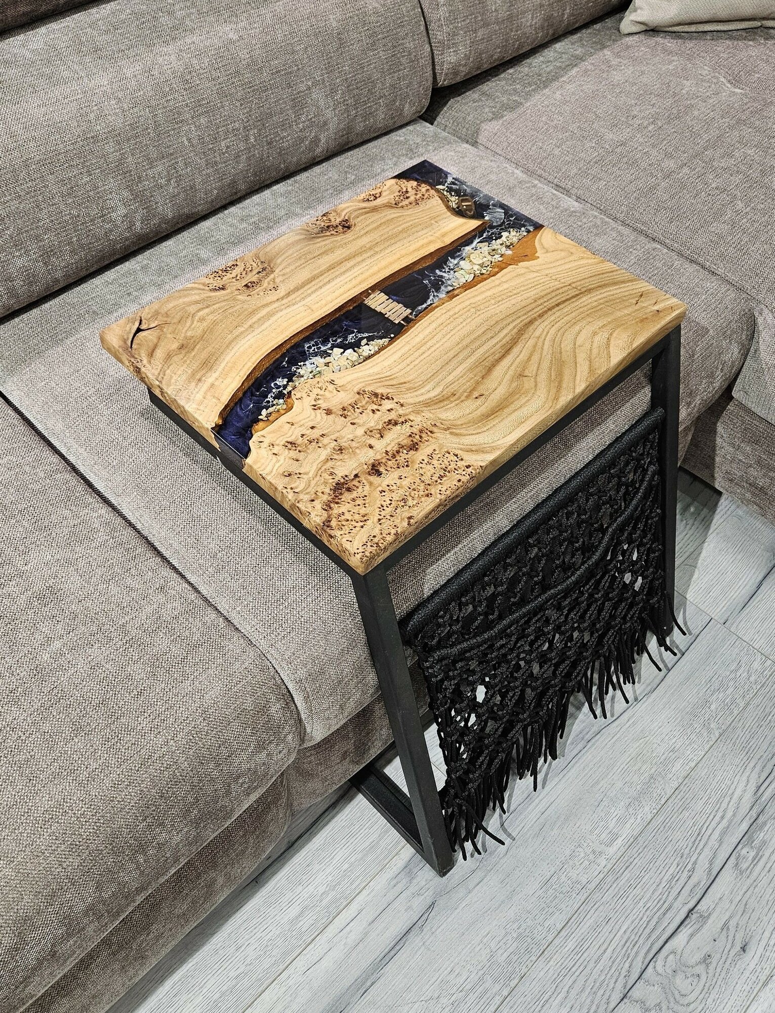 Придиванный столик из массива капового карагача и эпоксидной смолы