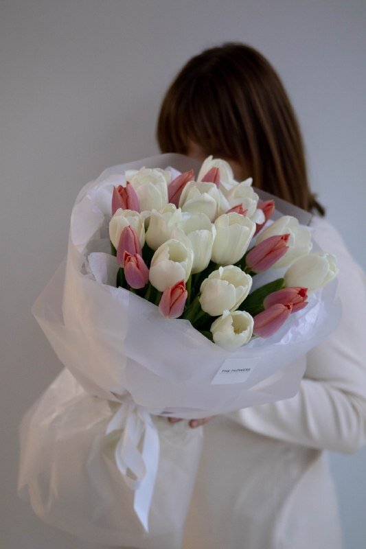 Монобукет из 25 тюльпанов, идеальный подарок для любимой девушки