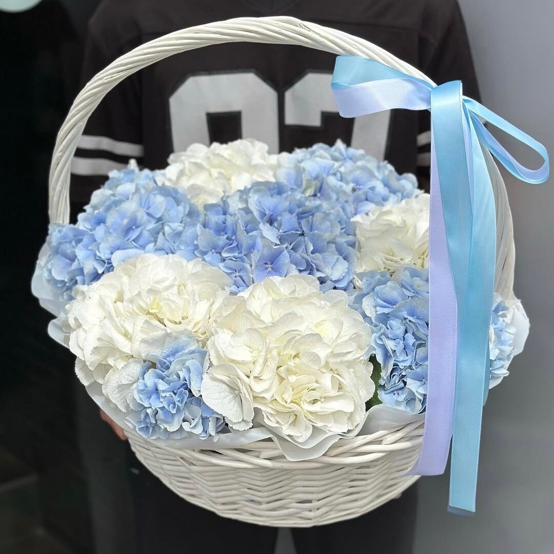 Букет из голубых и белых гортензий 11 шт в корзине, красивый букет цветов, шикарный, премиум цветы, премиум букет
