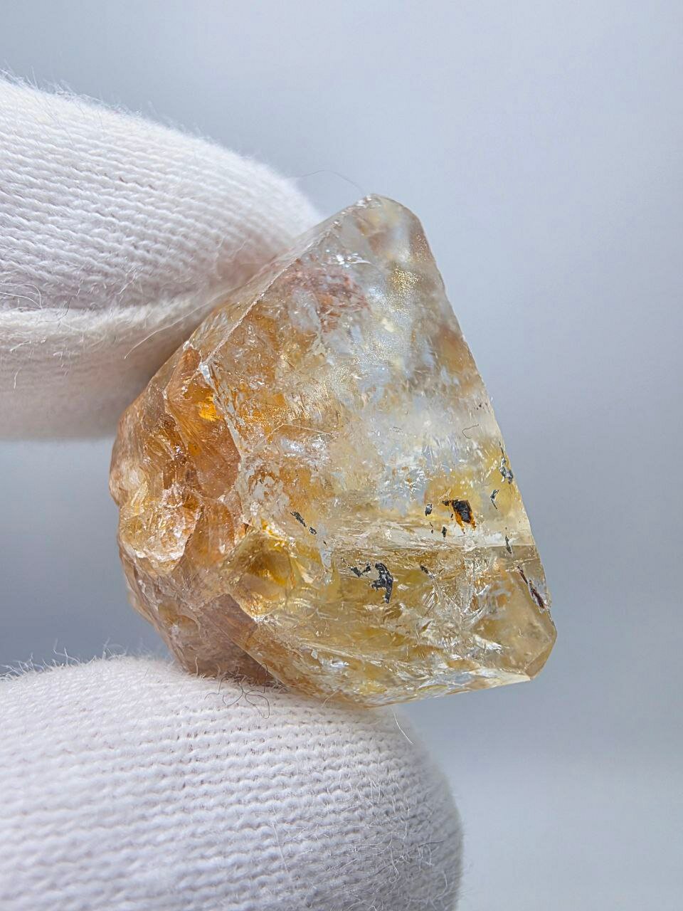 Топаз натуральный (необработанный) 22 мм, 10.76 г.