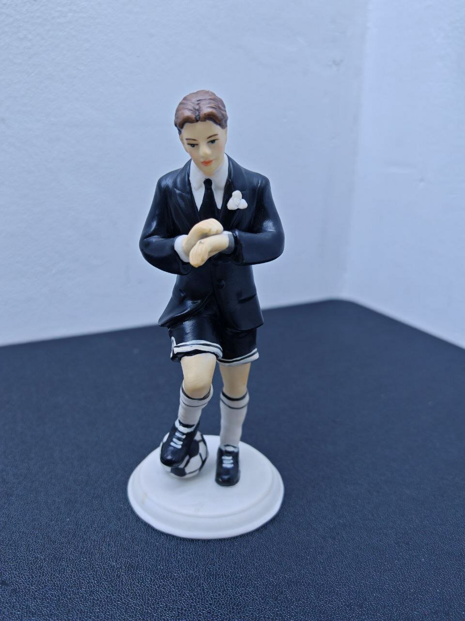 Фигурка жениха (футболист) из гипса для украшения свадебного торта