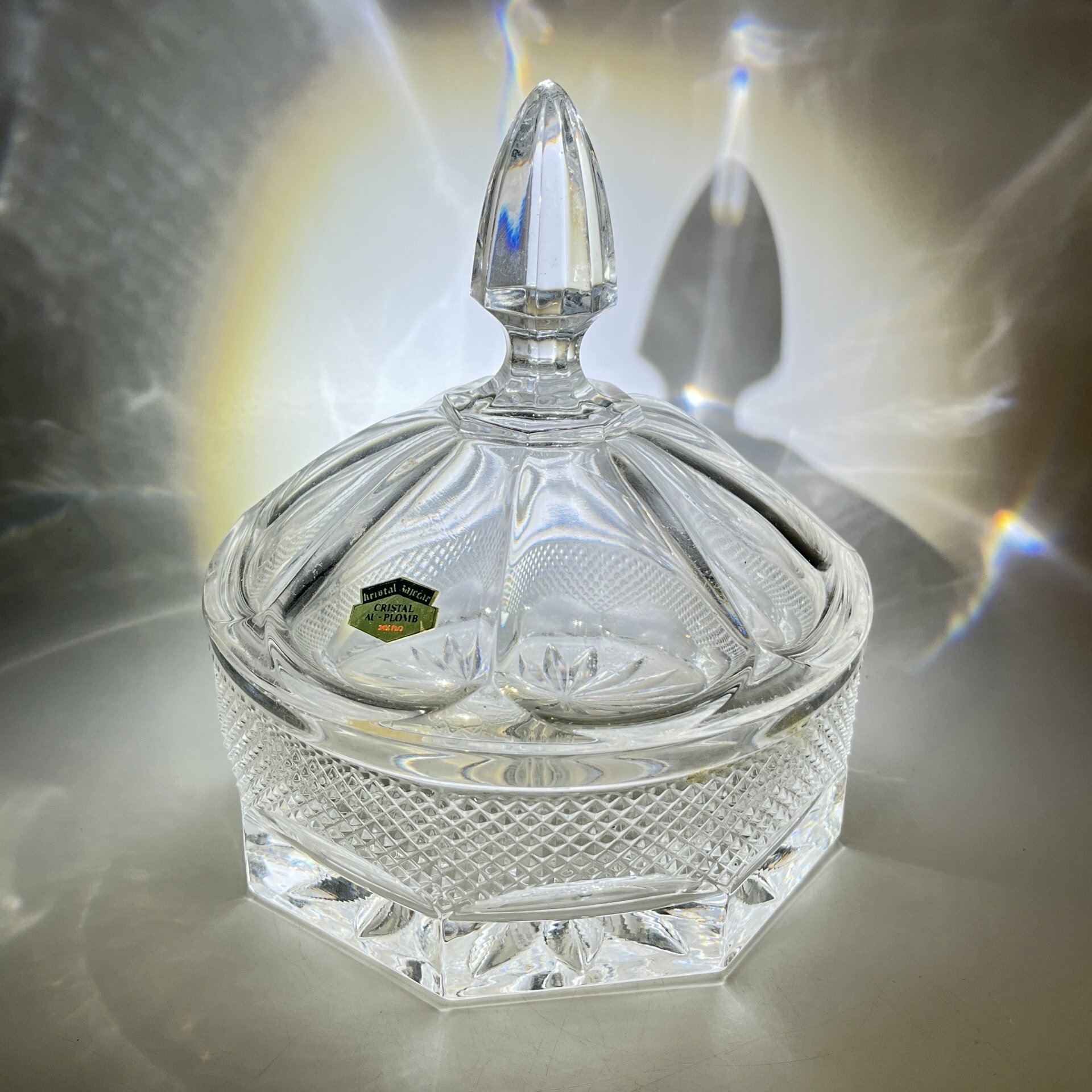 Бонбоньерка (ваза для десерта) круглой формы с геометрическим декором, хрусталь