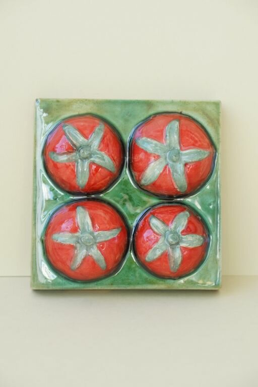 Томаты. Дивный урожай. Панно, изразец, настенный декор, плакетка, украшение настенное интерьерное. Ярославская майолика. Керамика ручной работы. Сделано в России.