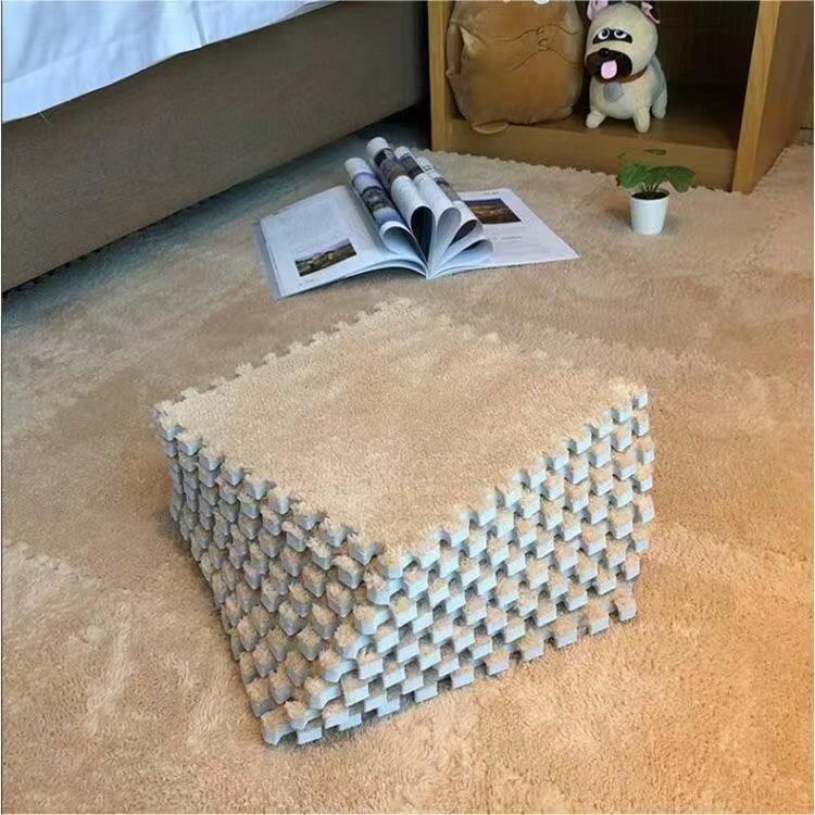 На краю кровати лежит пушистый ковер, подходящий для всех полов, светло-бежевый, размер 30x30 см, 10 шт.