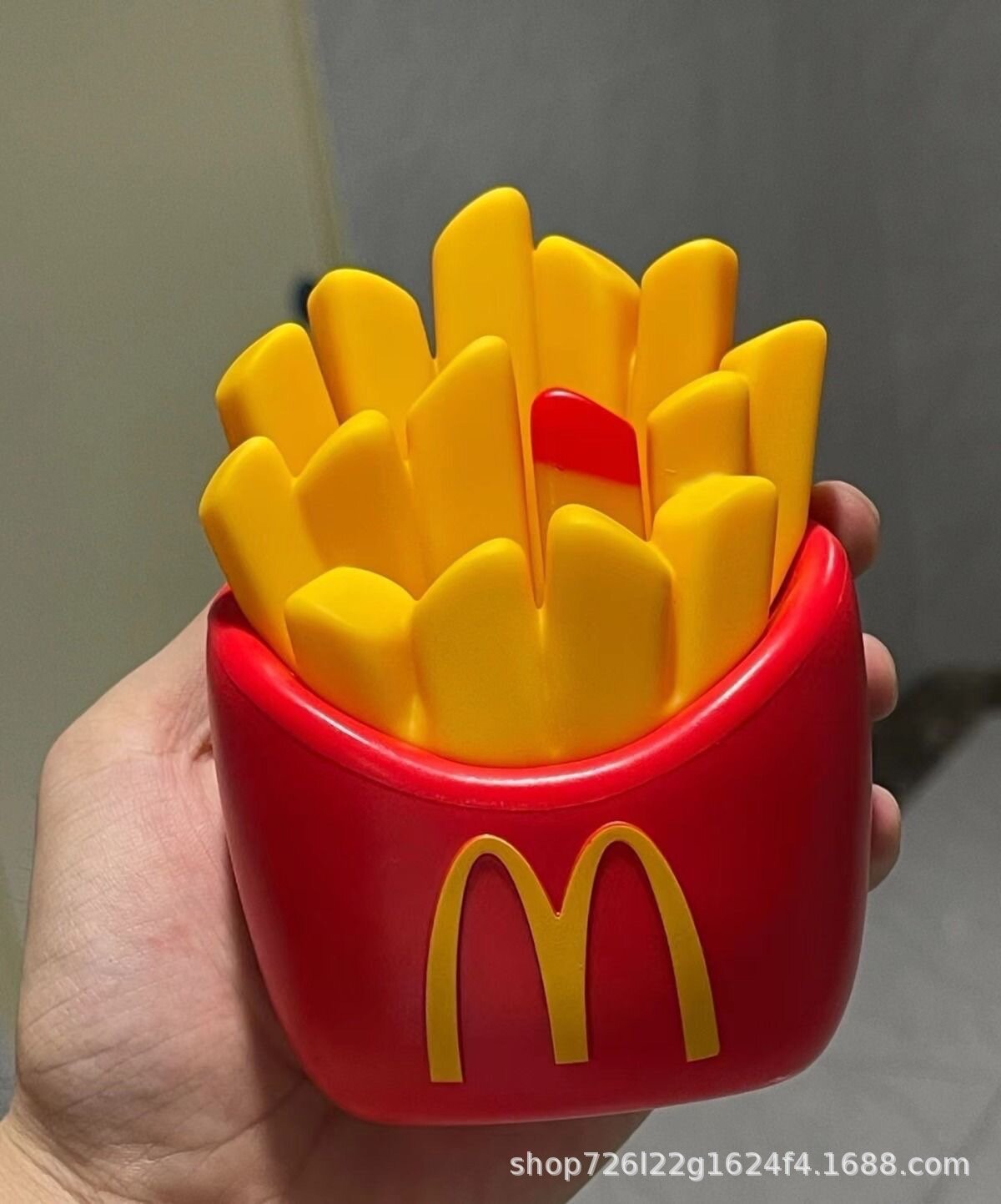 Новый ночник McDonald's для картофеля фри 2026 года, при прикосновении к красной середине загорается, оснащён батареей