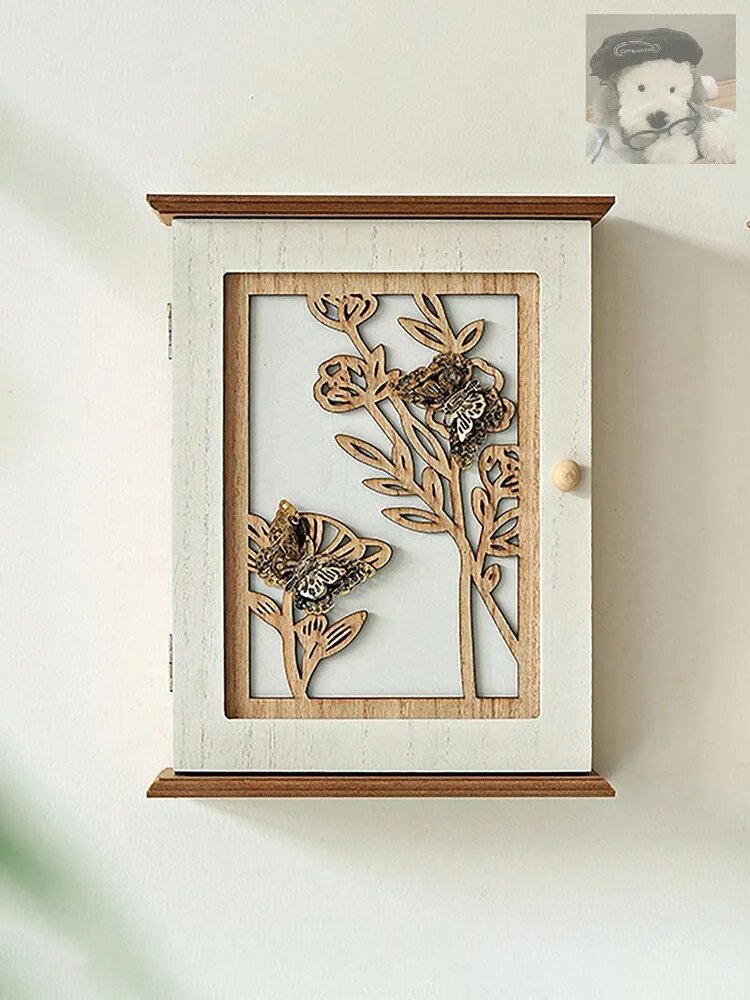 Ключница настенная деревянная белая с резным декором и бабочками для прихожей