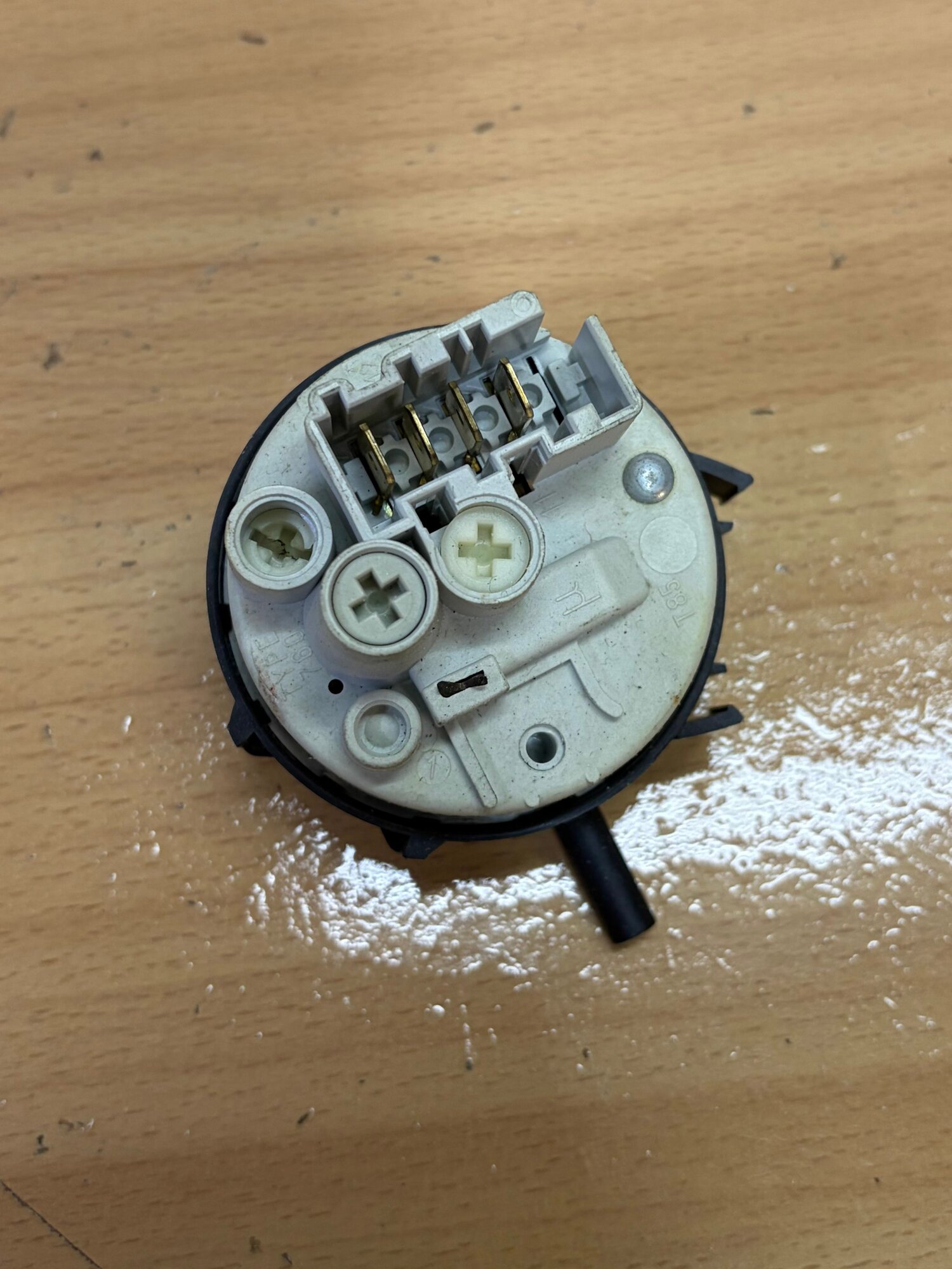 Прессостат датчик уровня воды 37650092 для стиральной машины Bosch Бош