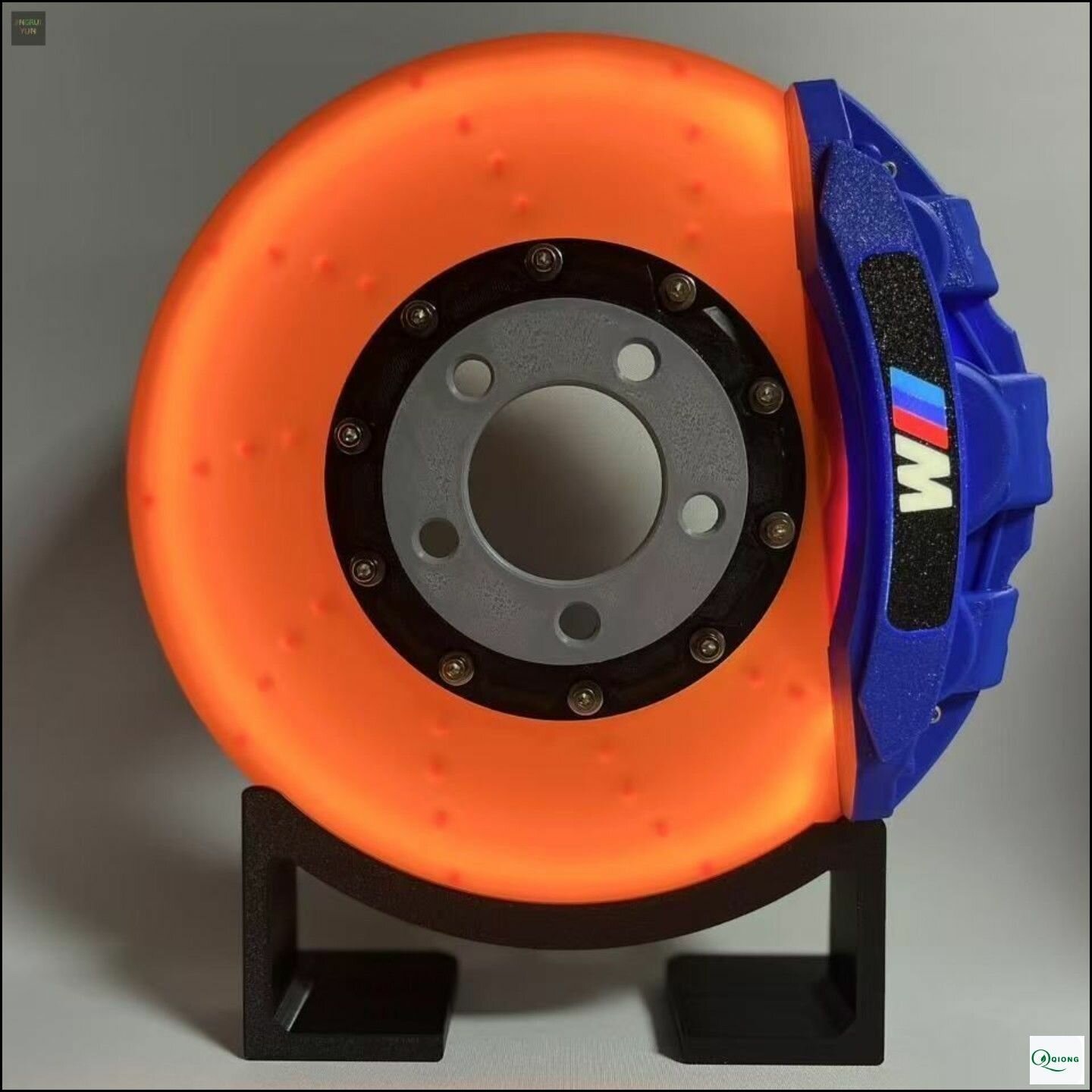 Эксклюзивный светильник LED для рабочего стола, выполненный в виде тормозного диска BMW M Series, дополненный опцией зарядки