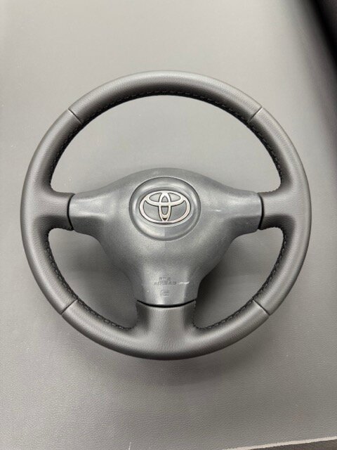 Руль Toyota Yaris Б/У после перетяжки.