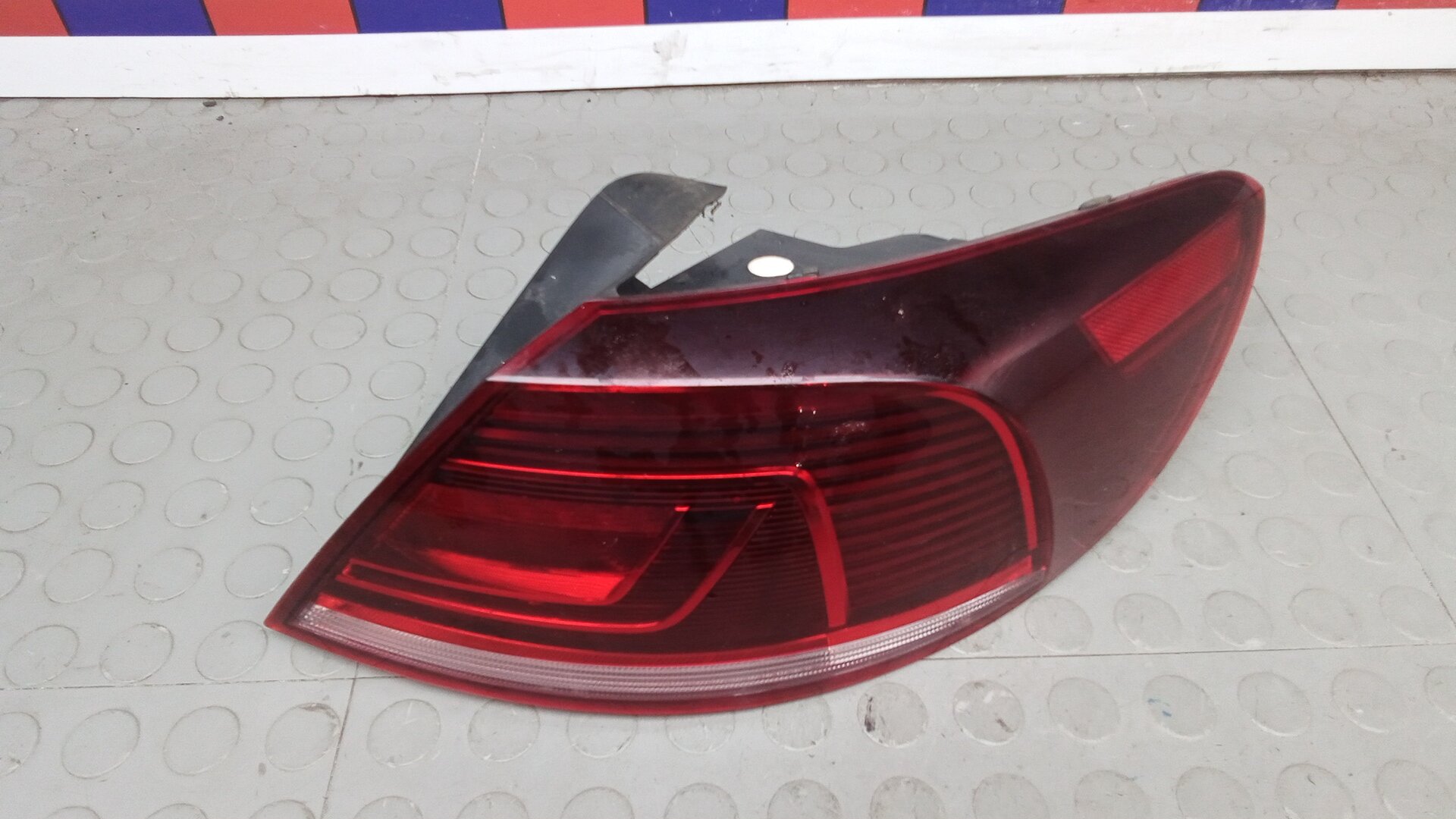 Фонарь задний правый VOLKSWAGEN PASSAT CC, Номер 3C8945208AD