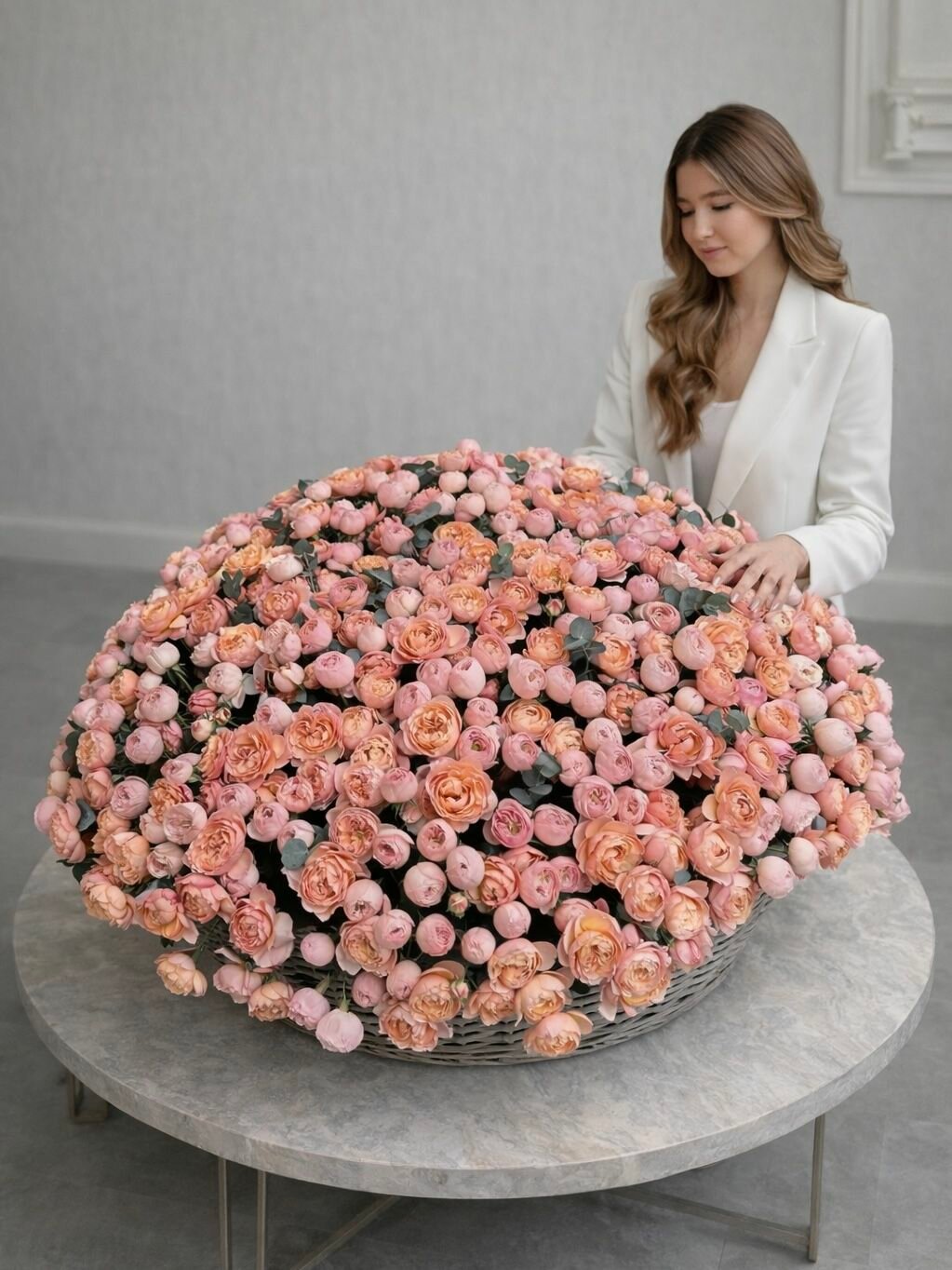 Большая корзина из кустовых пионовидных роз