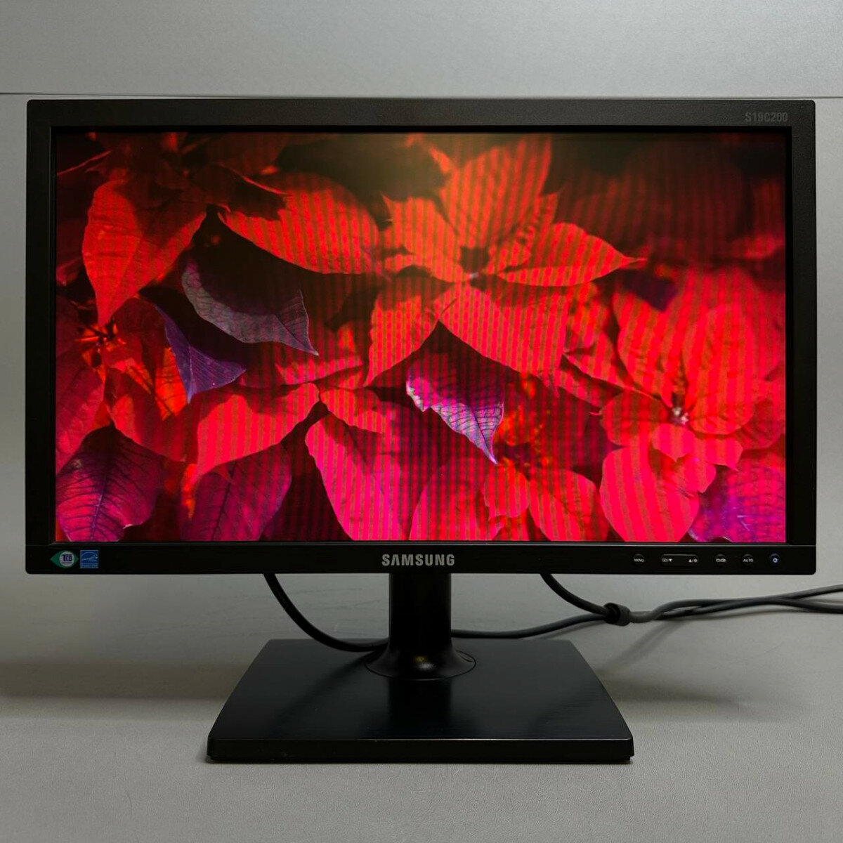 18.5" Монитор Samsung S19C200N, 1366x768, TN+film, черный