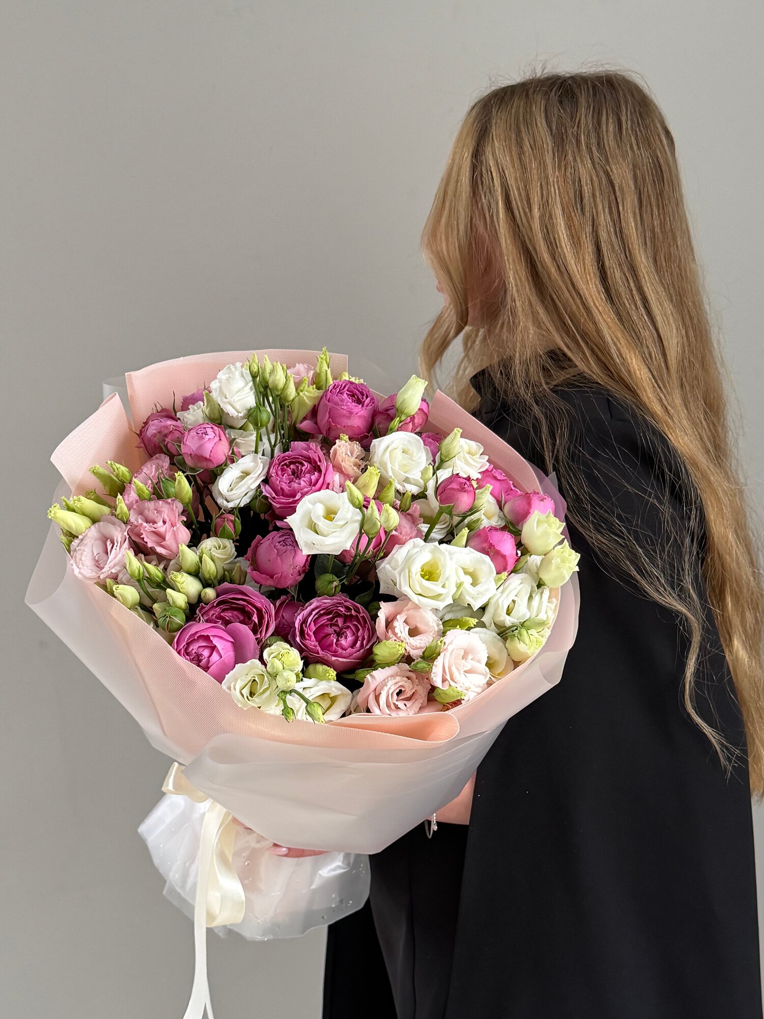 Авторский букет из пионовидных роз и эустомы (живые цветы) объемный букет