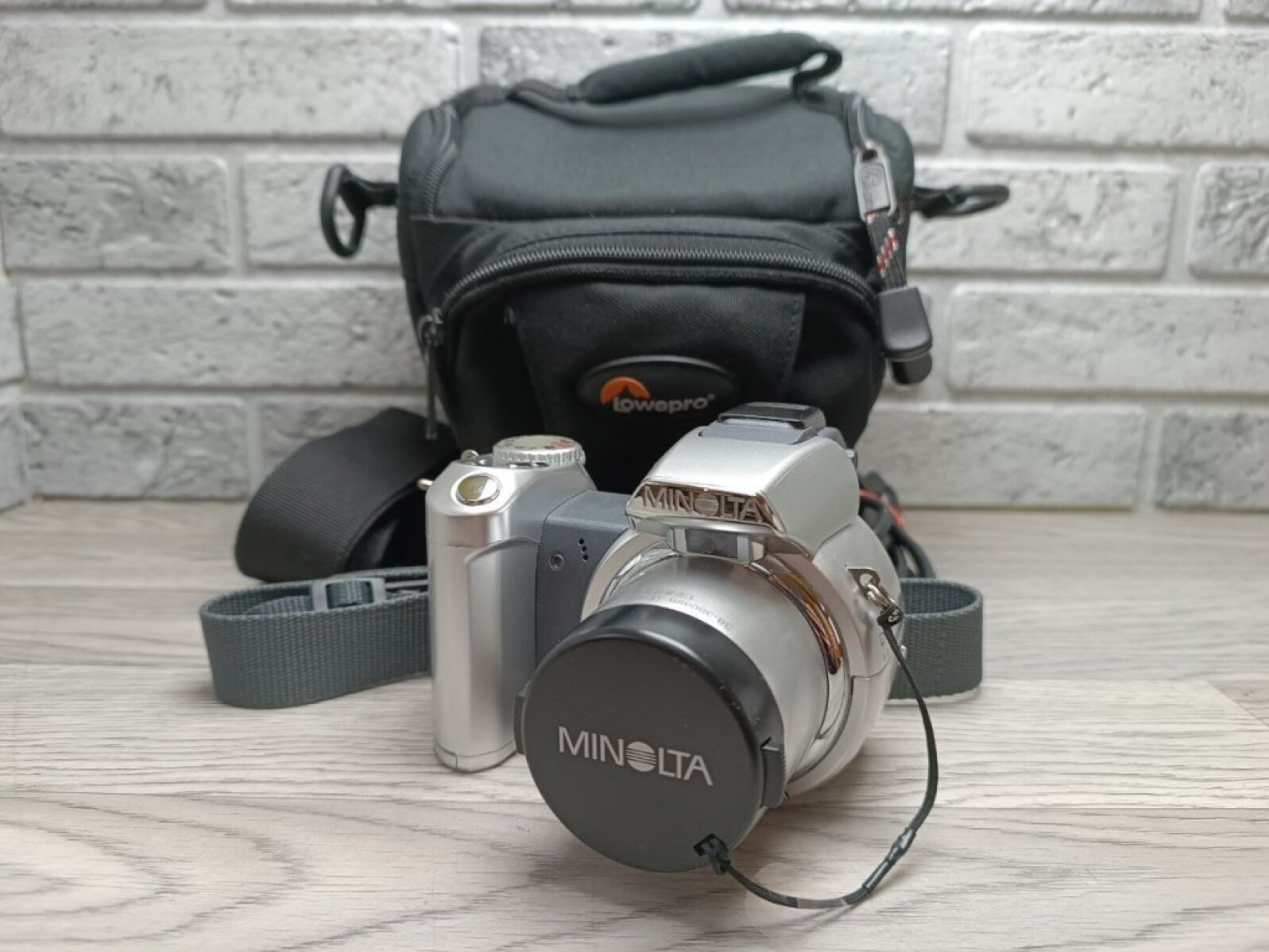 Фотоаппарат Konica Minolta Z1, серебристый