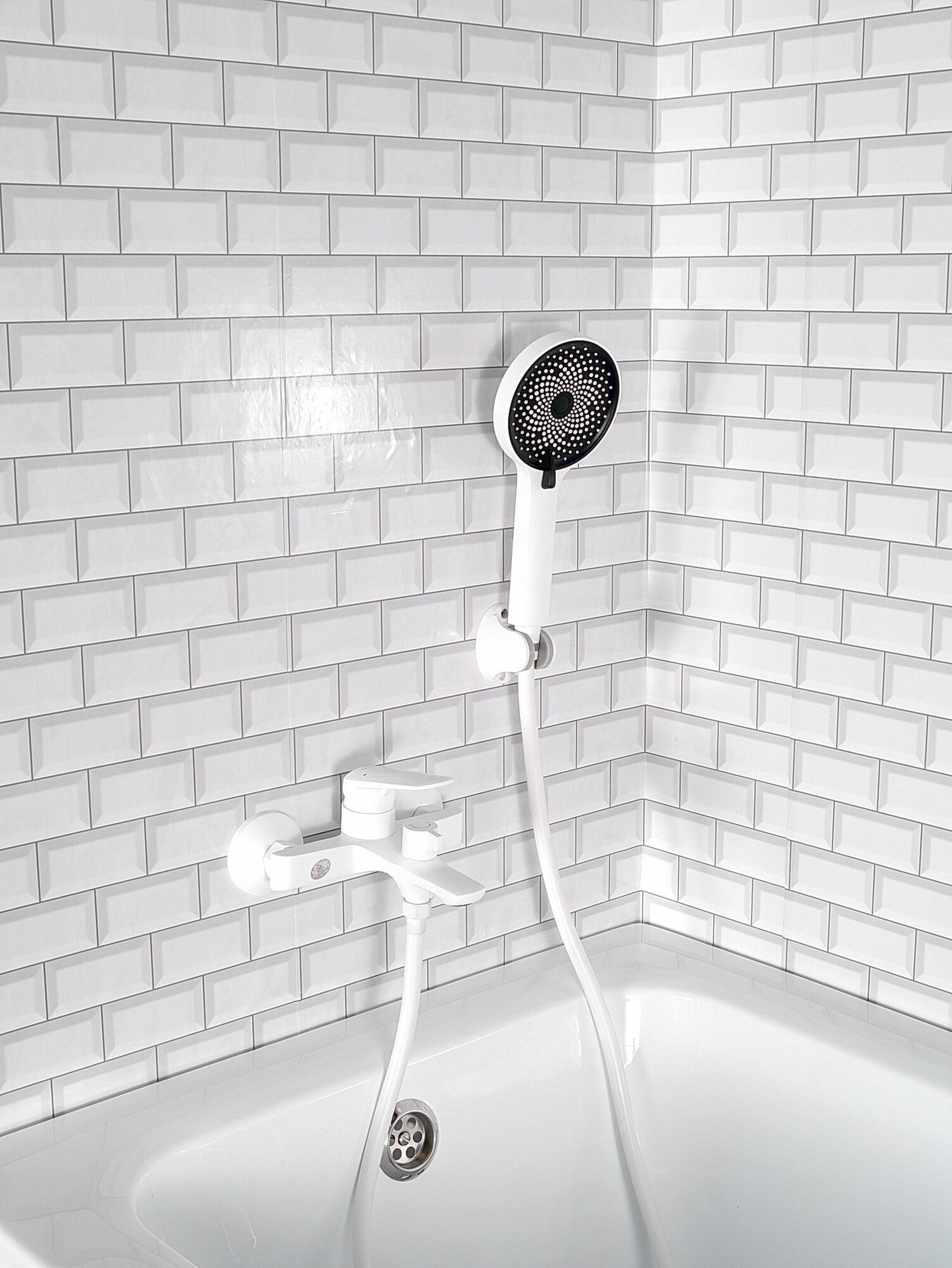 Смеситель для ванны с душем Diadonna D171-30W однорыжачный, с коротким мнолитным изливом, кран в ванную с душевой лейкой, латунь