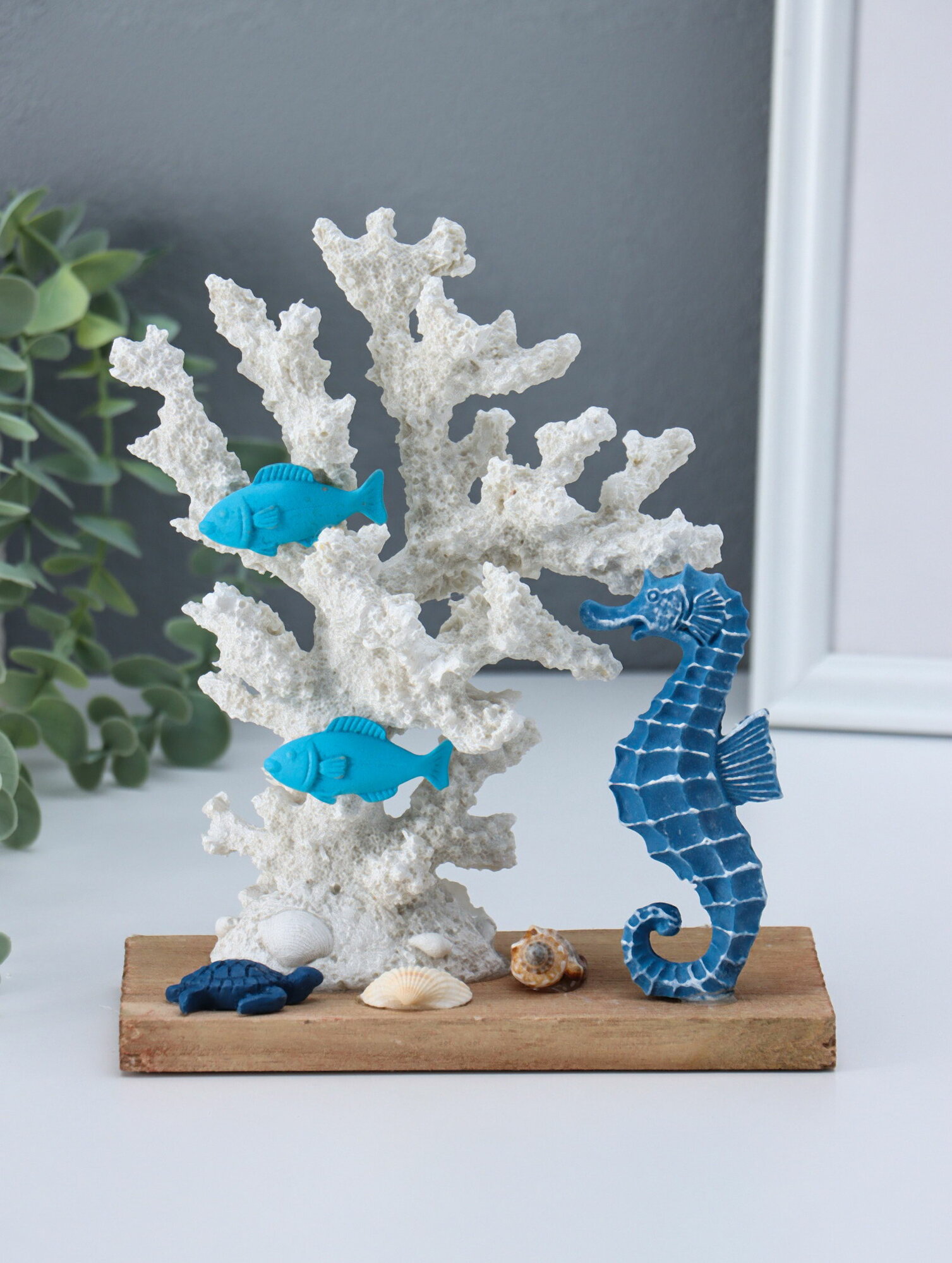 Фигура полистоун "Рыбки и морской конёк у белых кораллов", 7.5x15.7x19.5 см