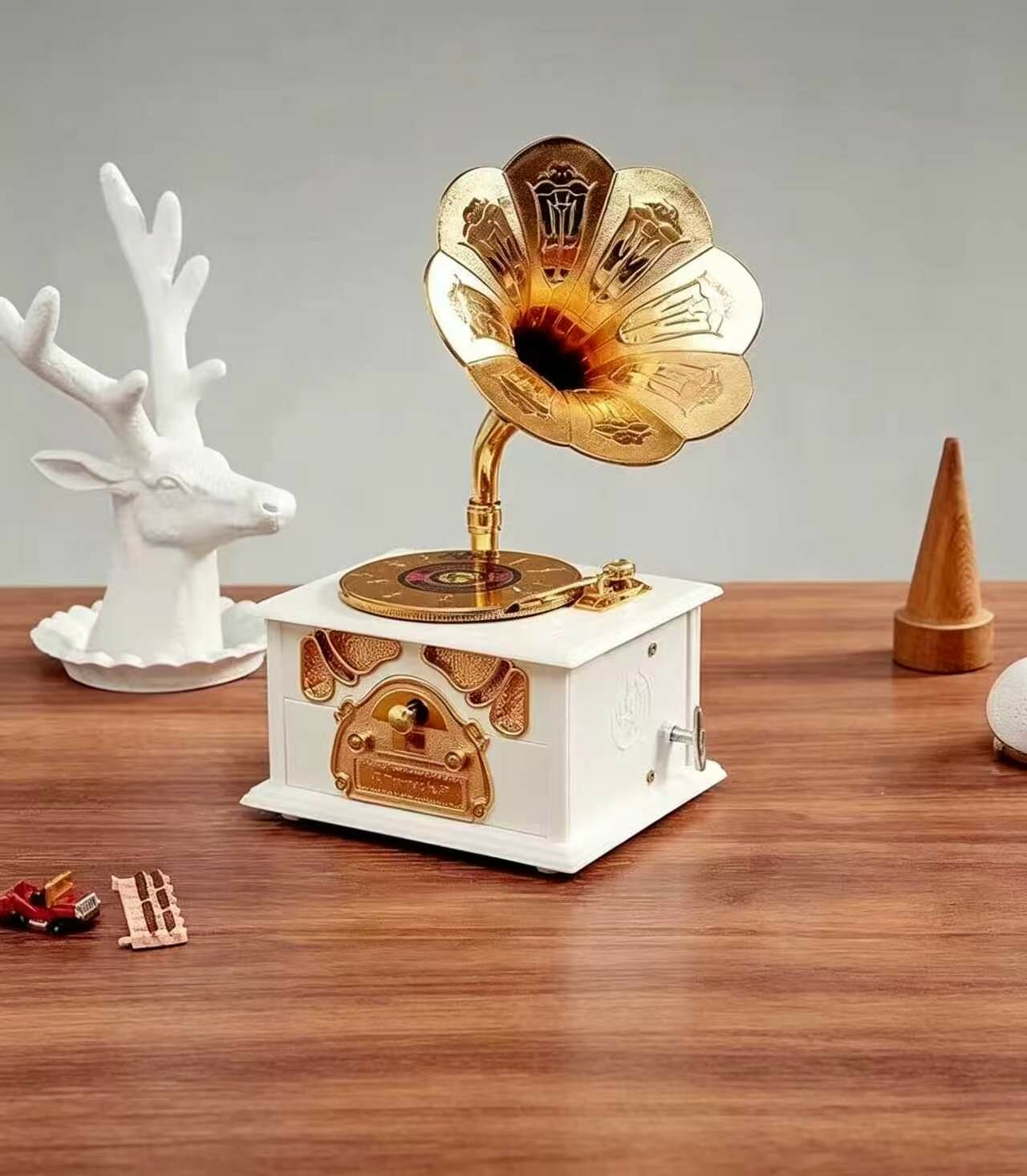 Белая музыкальная шкатулка граммофон, размер 13,5×12,5×17 см