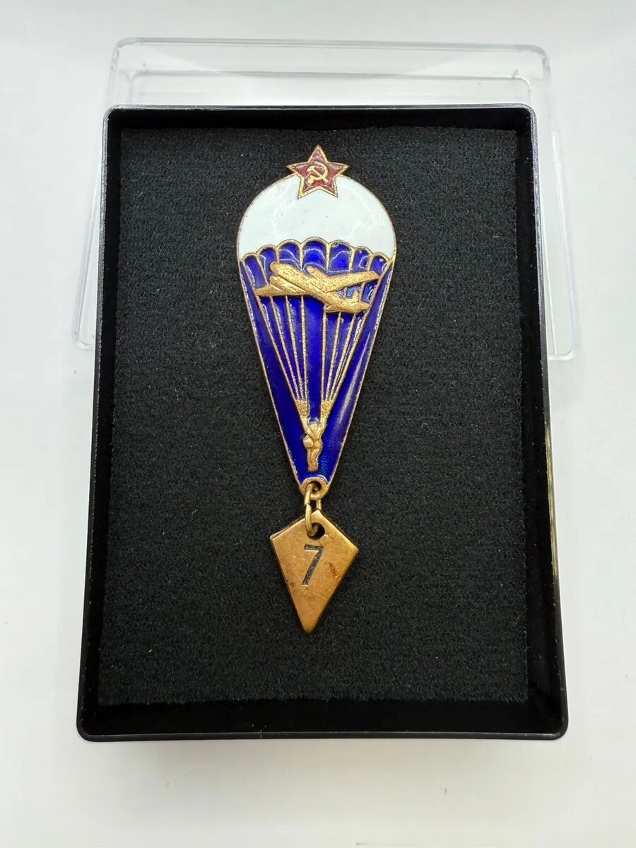 Знак ВДВ "Парашютист с шильдиком 7/8" оригинал СССР