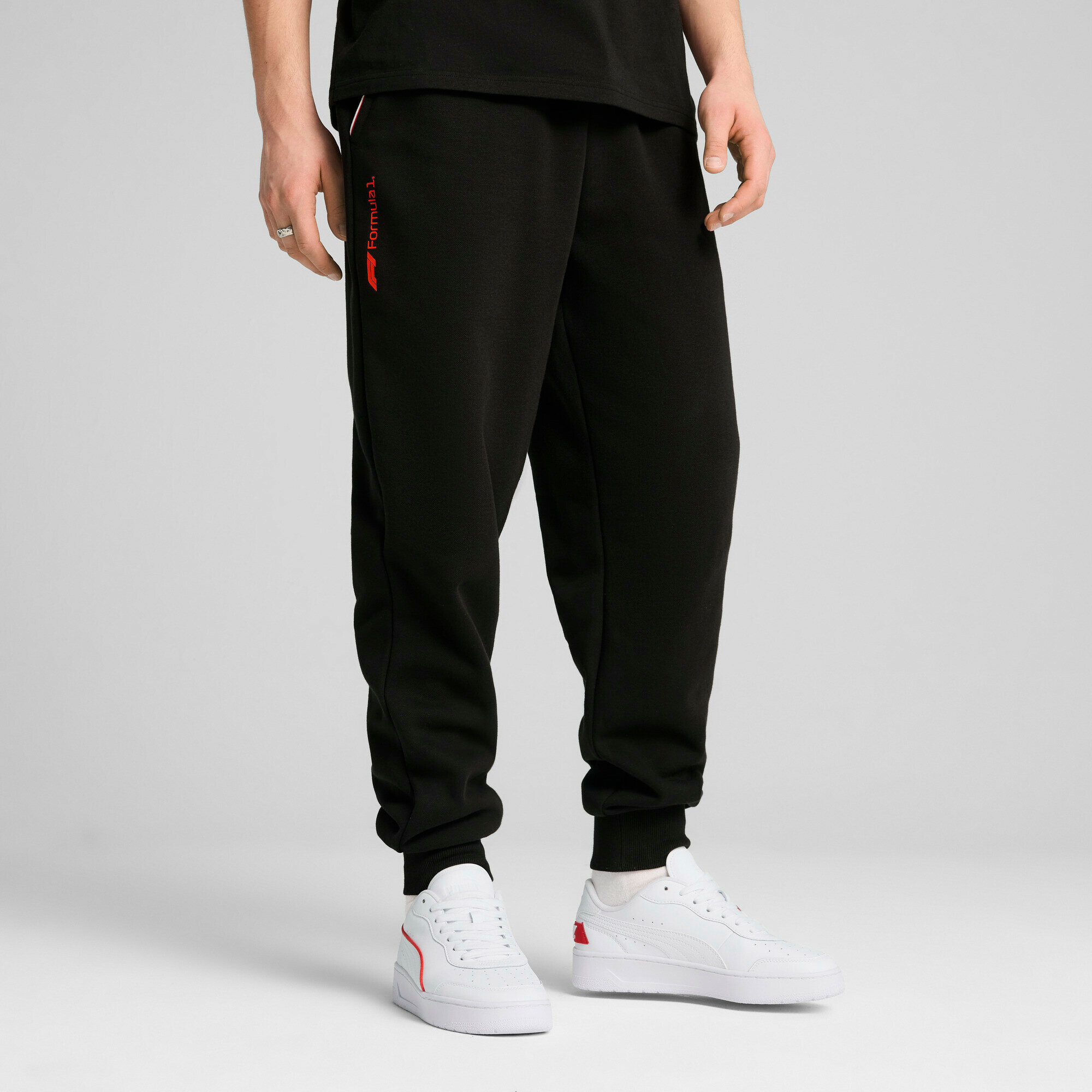 Брюки F1 ESS+ Sweatpants - relaxed