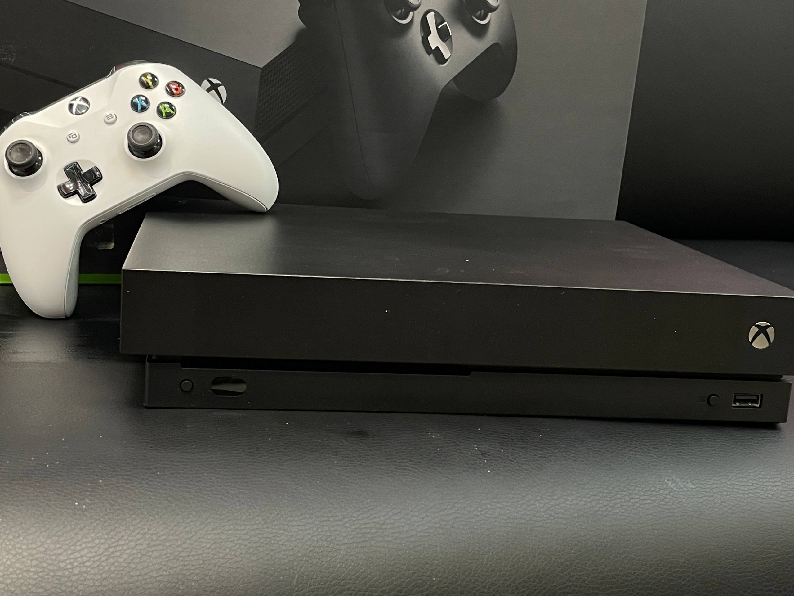 Элегантная сила в чёрном матовом корпусе: Microsoft Xbox One X превращает 4K и HDR в повседневный стандарт — фото 1