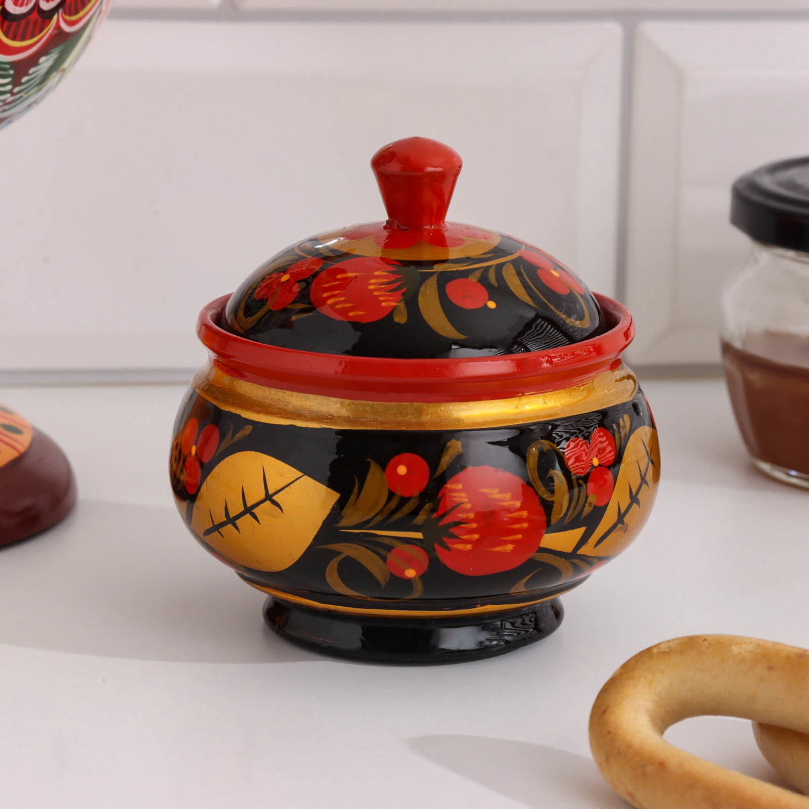 Солонка с крышкой "Хохлома", 9x9 см, дерево, цвет: золотистый