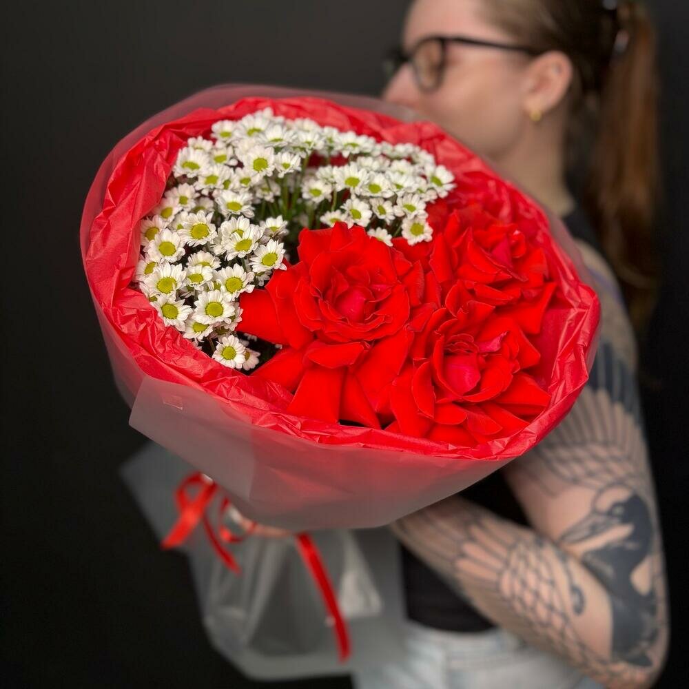 Букет "Алые паруса" из красной французской розы и хризантемы ромашка