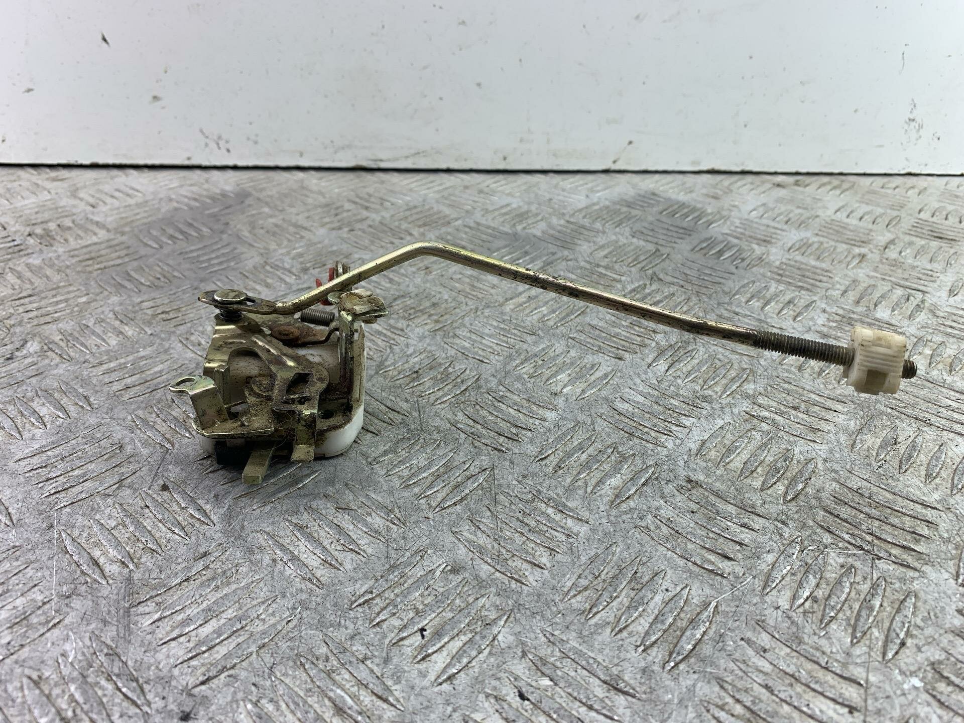 Замок двери передней правой Kia Pride 1996