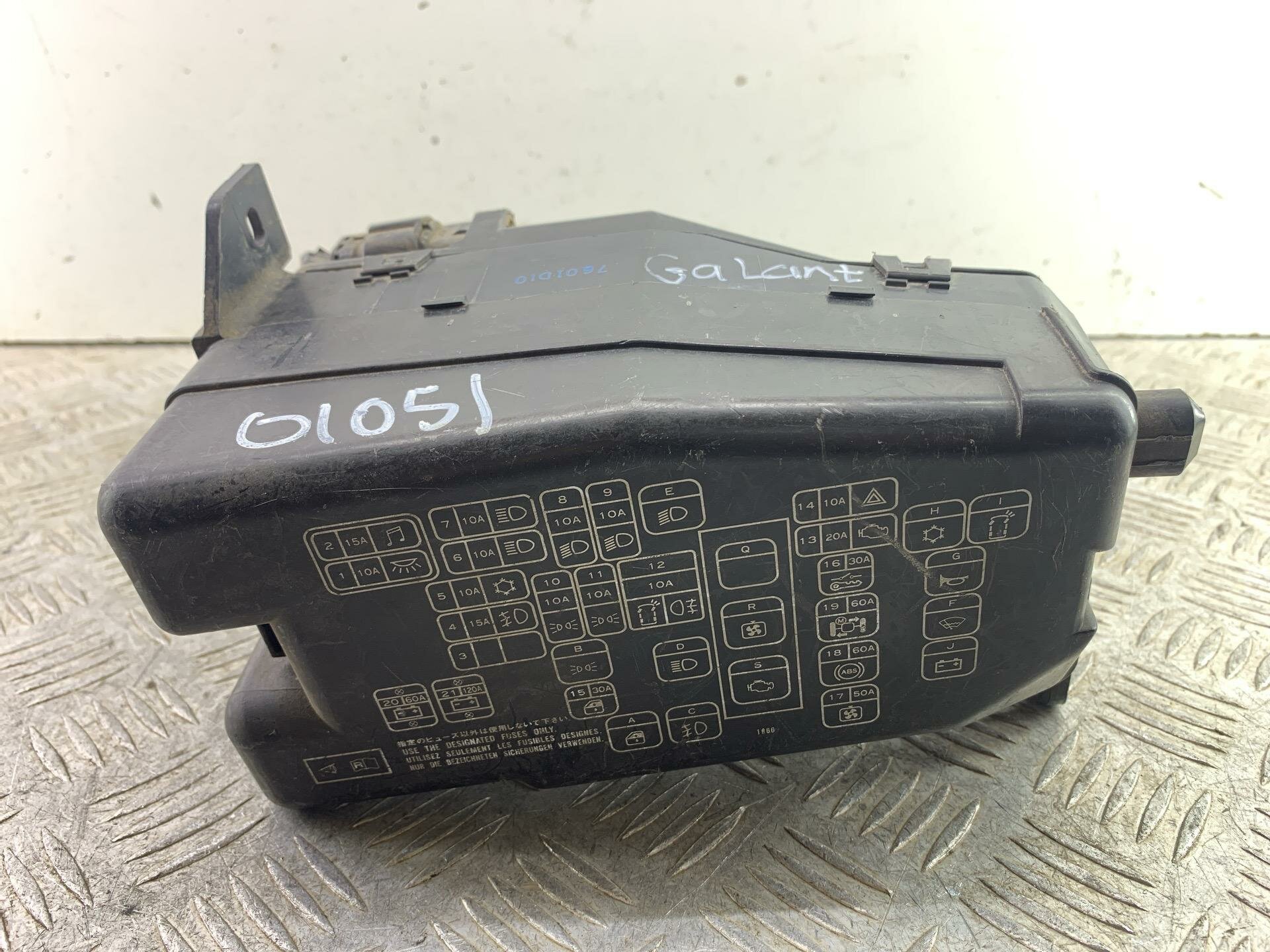 Блок предохранителей Mitsubishi Galant 8 рест. 2001