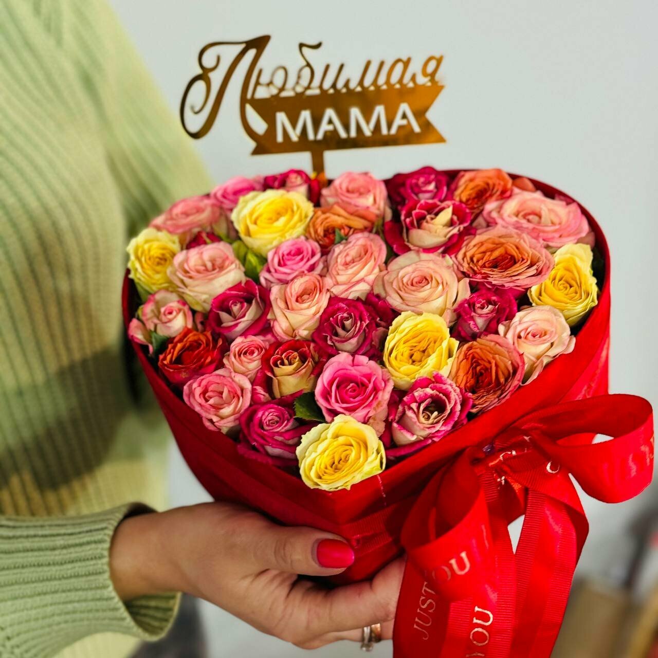 Коробка сердце с цветами для мамы. Букет кустовых роз в сердце