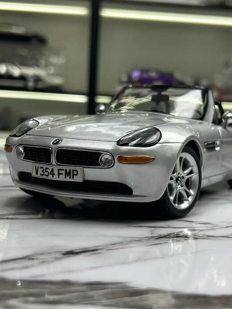 Оригинальная модель BMW Z8 в масштабе 1:18, металлическая точная копия серебристого цвета от официального производителя Kyosho.