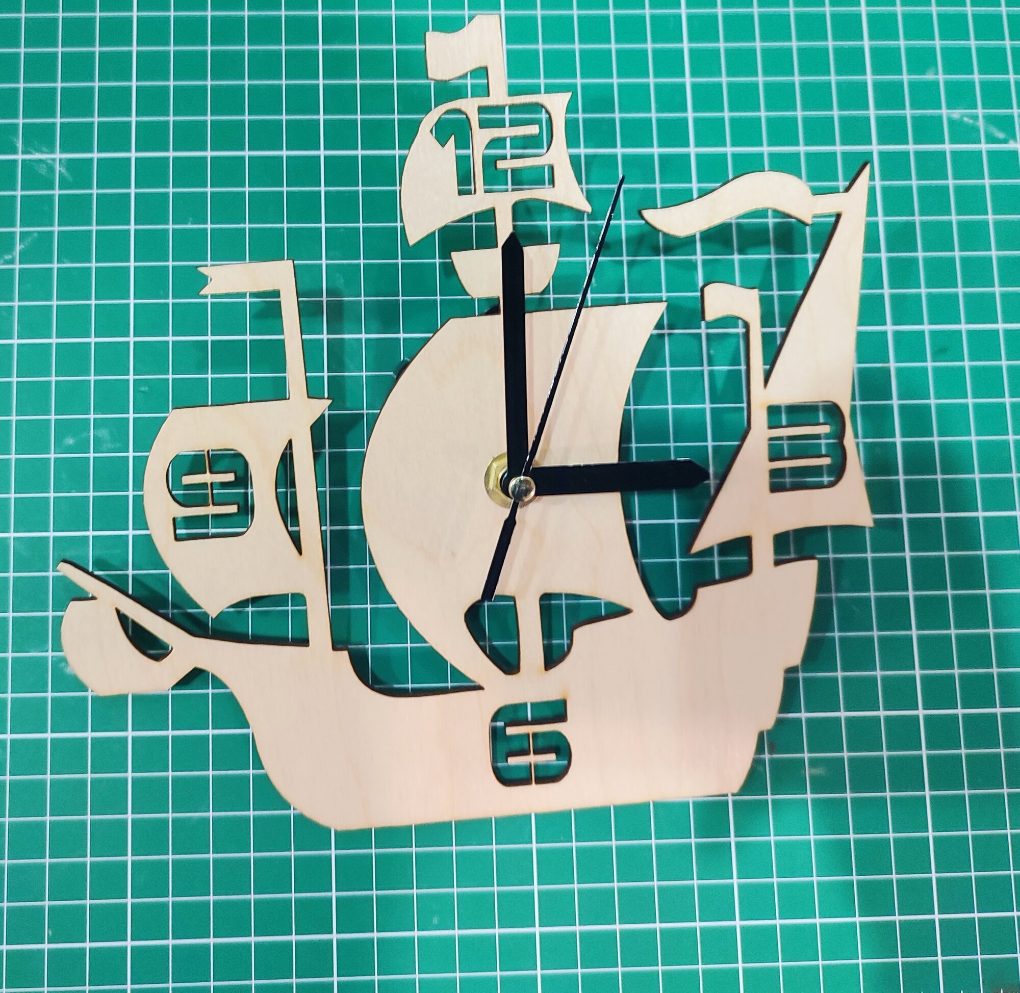 Часы настенные бесшумные "Корабль" лазерная резка. Фанера