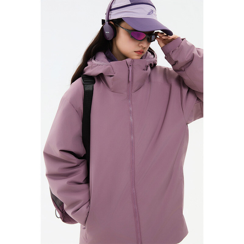 Легкая пуховая куртка на открытом воздухе